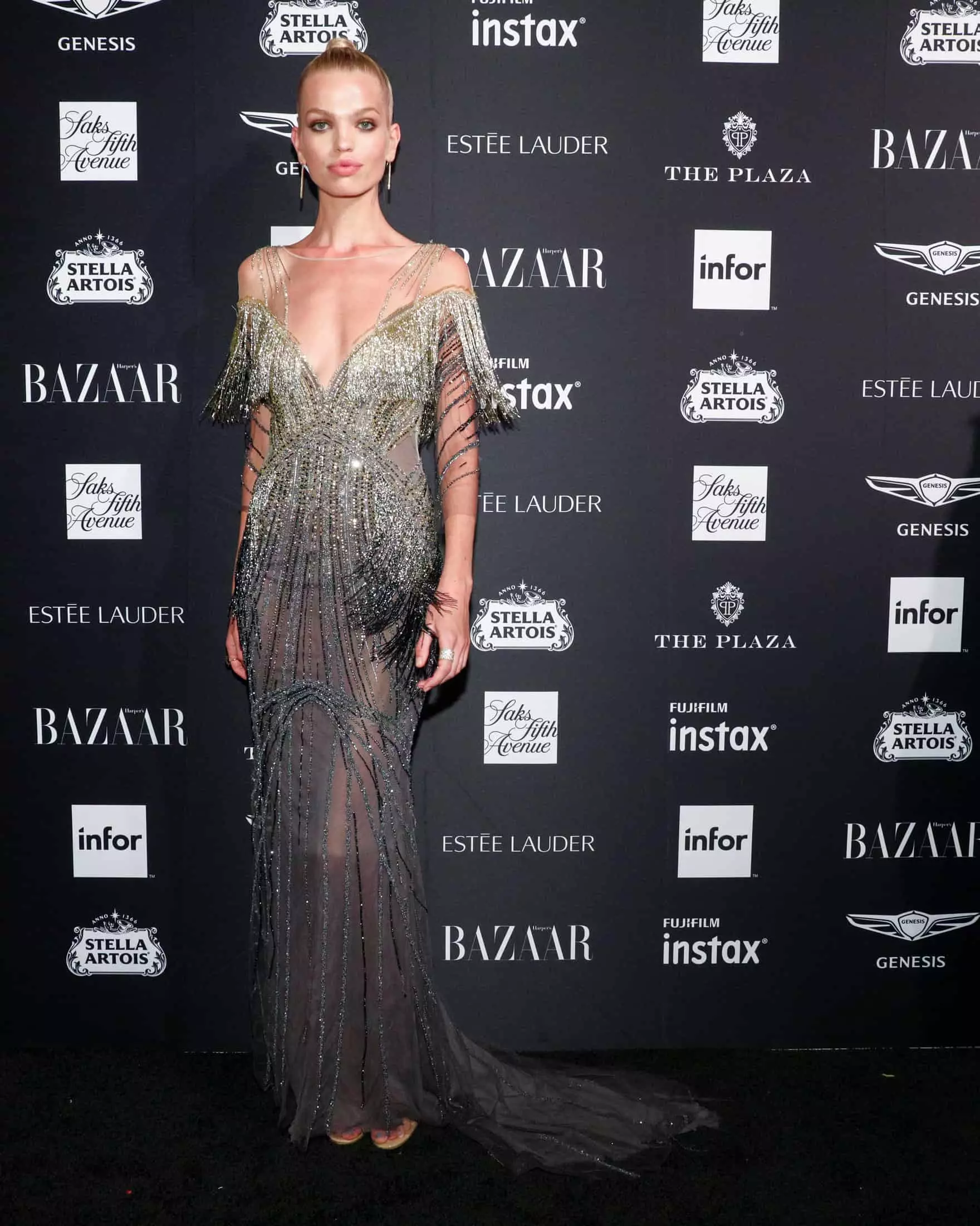 Mawonekedwe 60 Opambana Ochokera ku Harper's BAZAAR Icons Party Red Carpet 10104_15