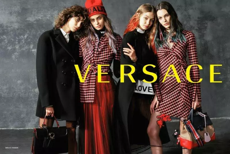 Gigi Hadid ir Taylor Hill Front Versace 2017 m. rudens / žiemos kampanija 101153_1