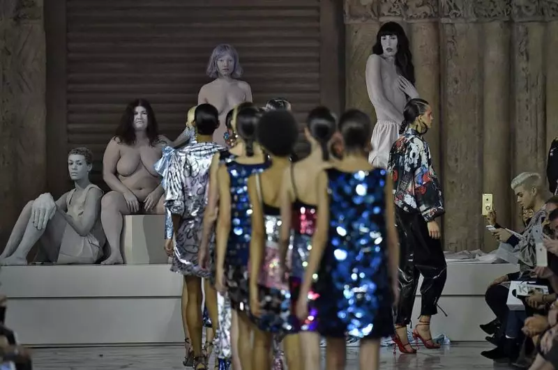 Párizsi divathét: Nudisták a Kenzóban, Natalie Westling's Moment a Vuittonban, Poolside Chic a Miu Miuban és még sok más 10119_3