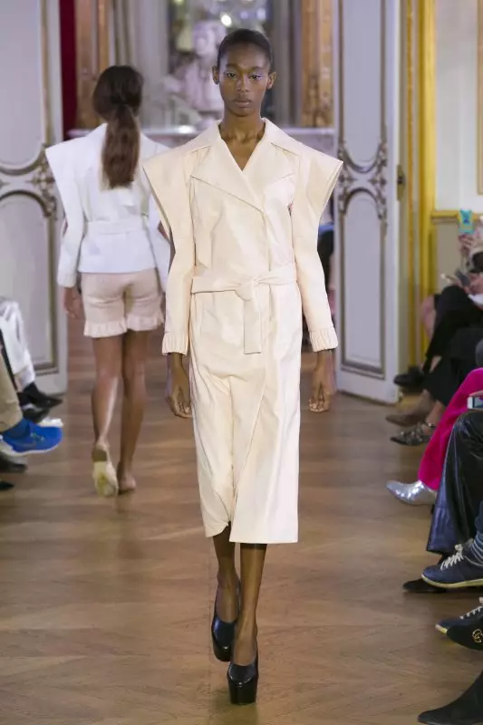 巴黎時裝週：Kenzo 的裸體主義者、Vuitton 的 Natalie Westling 時刻、Miu Miu 的池畔時尚等等 10119_45