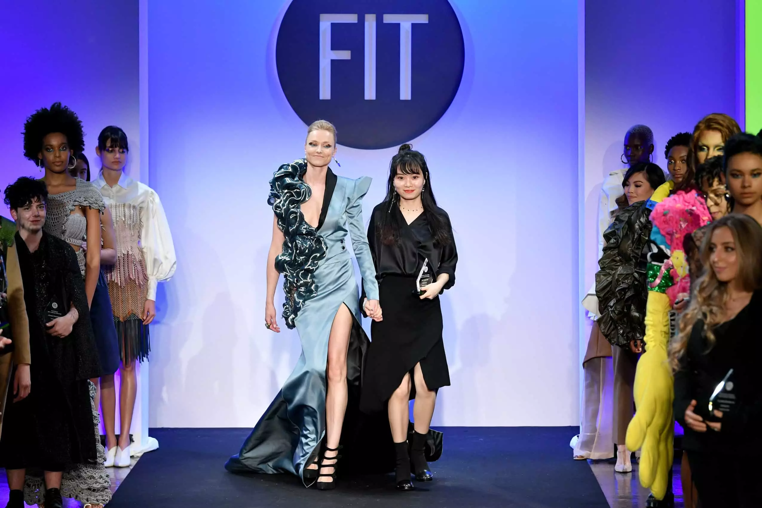 10 Nagtan-aw sa Gugma Gikan sa Umaabot sa Fashion Runway Show sa FIT