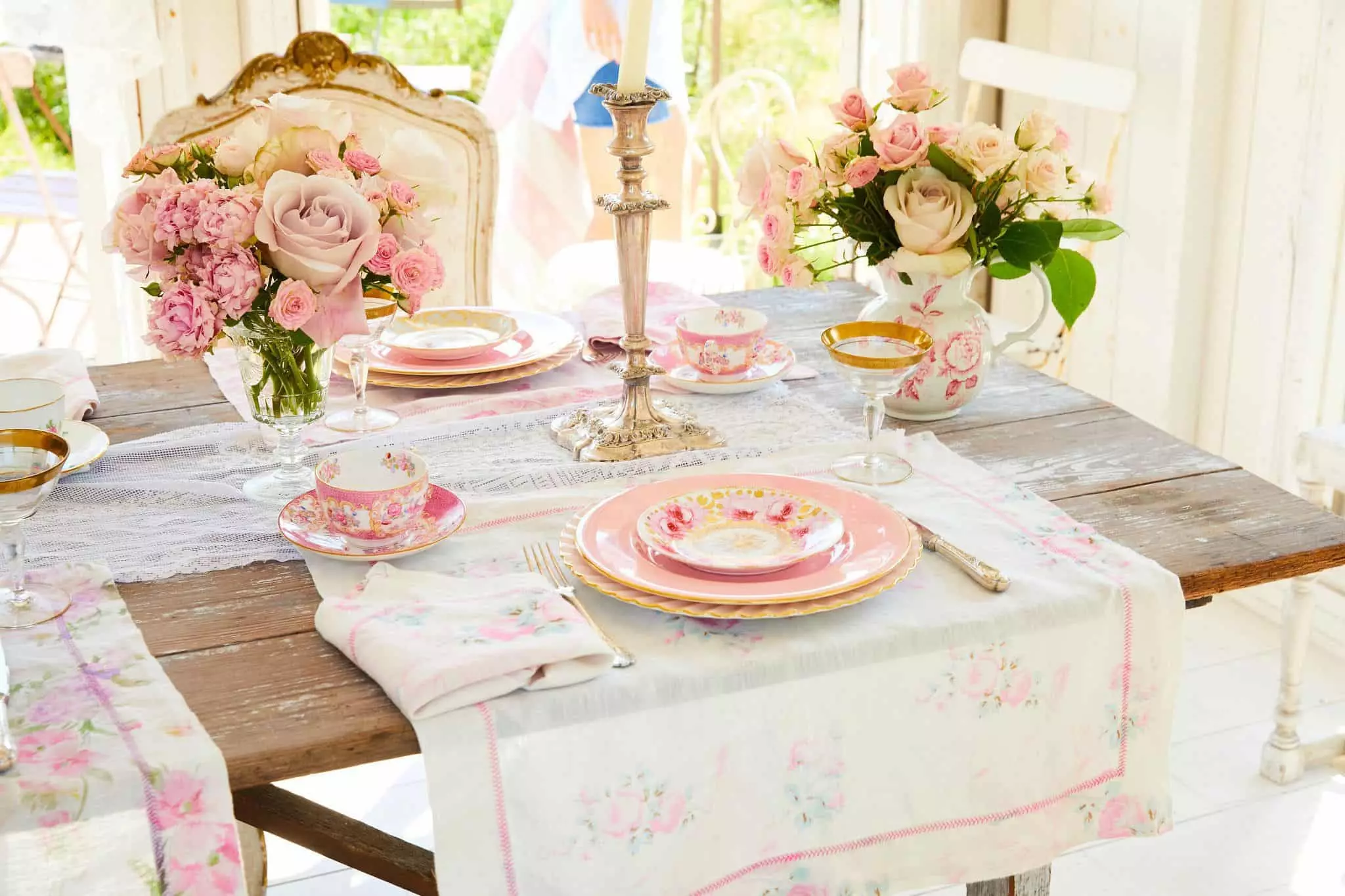 LoveShackFancy's New Table Linens yuav ua rau koj xav ua kom lom zem 10497_2