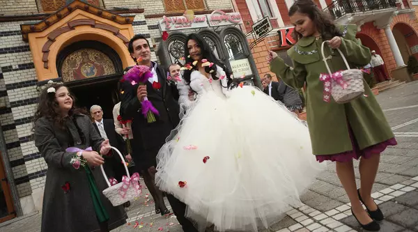 Daripada The Daily Brides: Undang-undang Perkahwinan Liar Dan Aneh! 105330_1