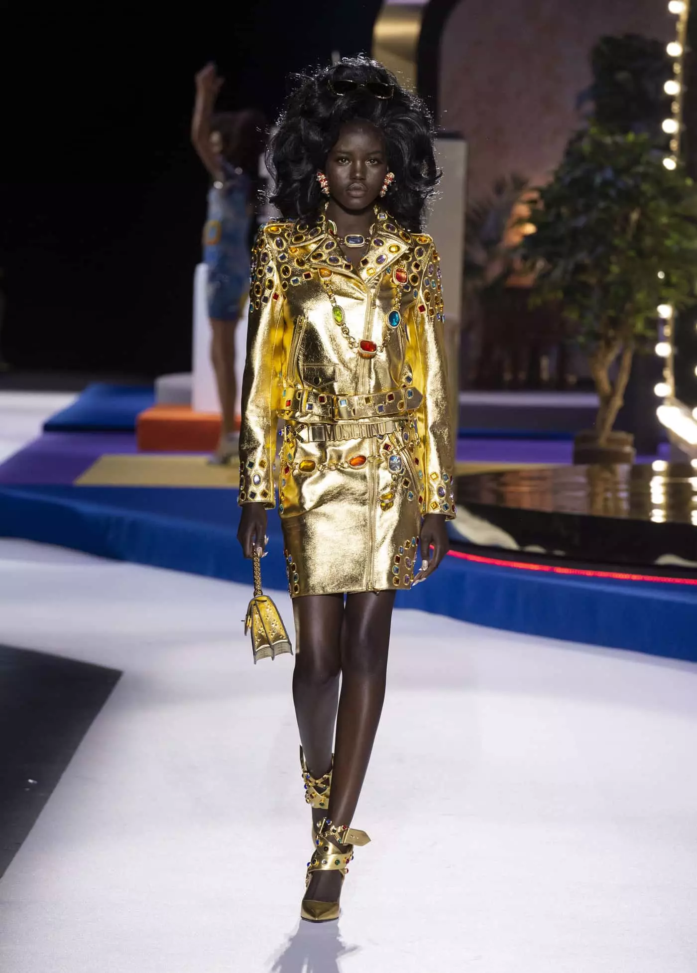 Moschino wuxuu ku guuleystey Big Show Game Show-Themed Runway 10782_4