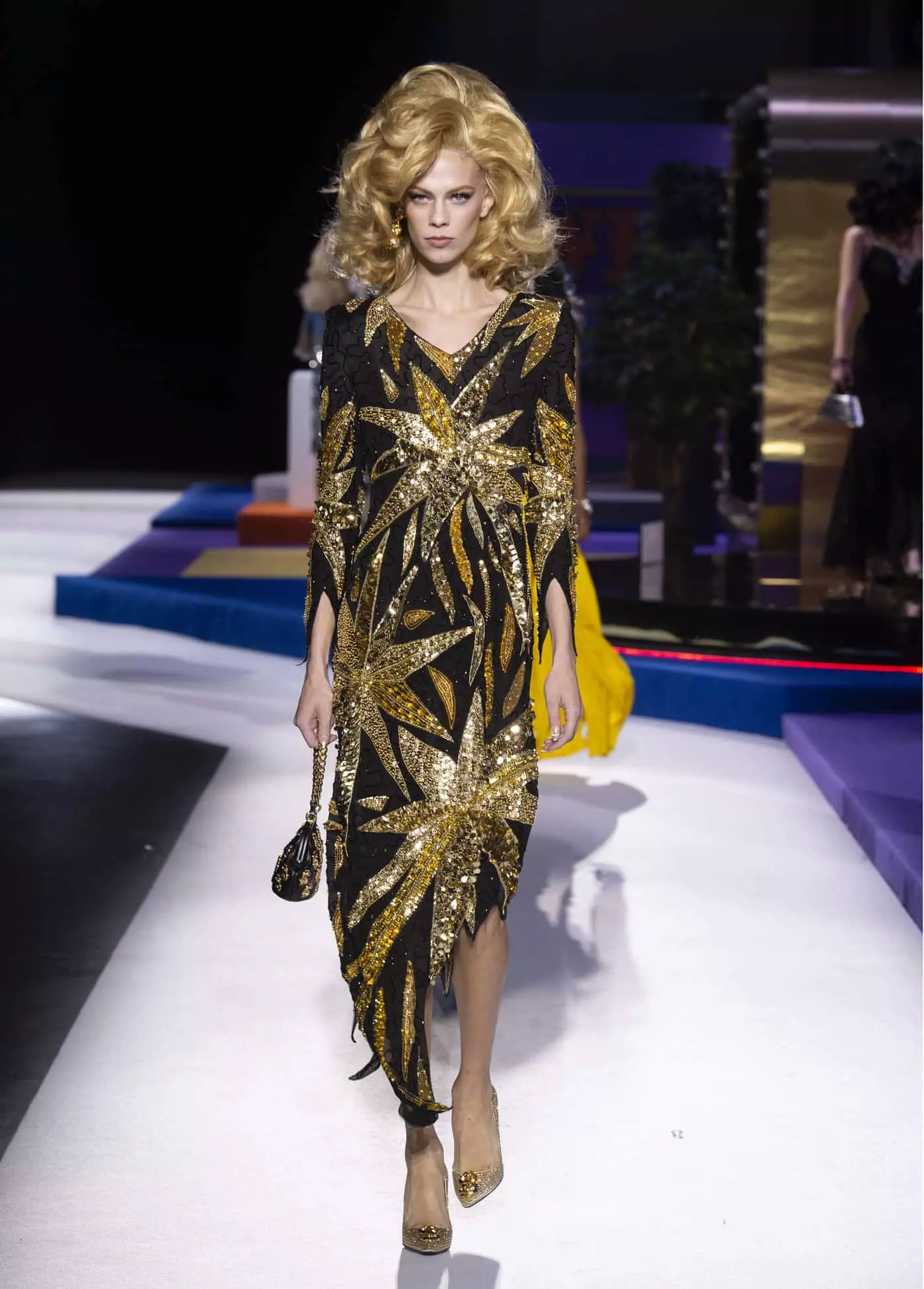 Moschino Menang Besar Dengan Runway Bertema Game Show 10782_44