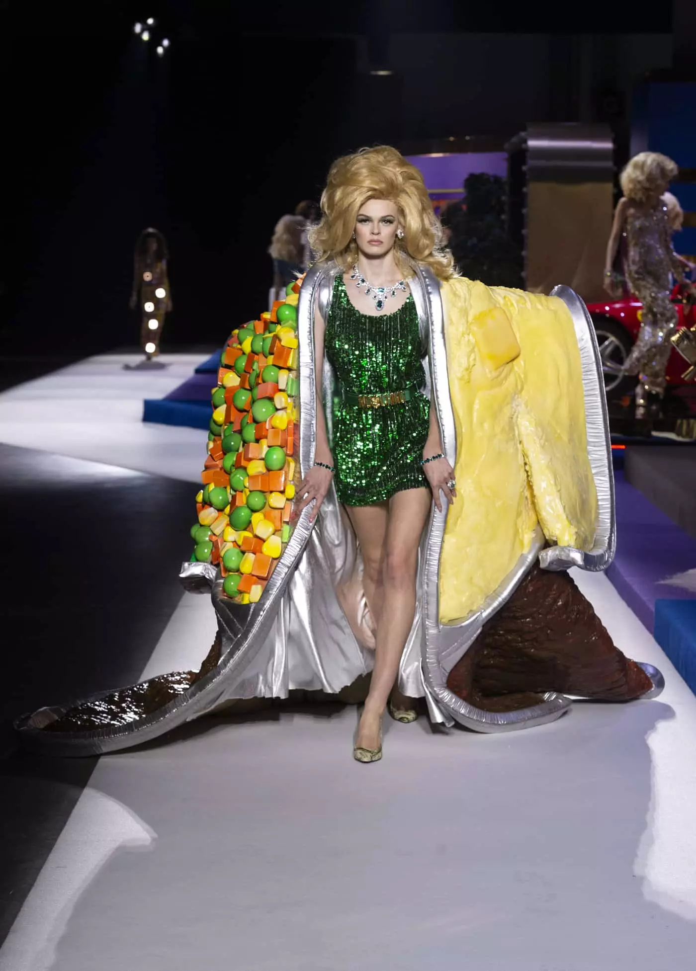 Moschino Menang Besar Dengan Runway Bertema Game Show 10782_53