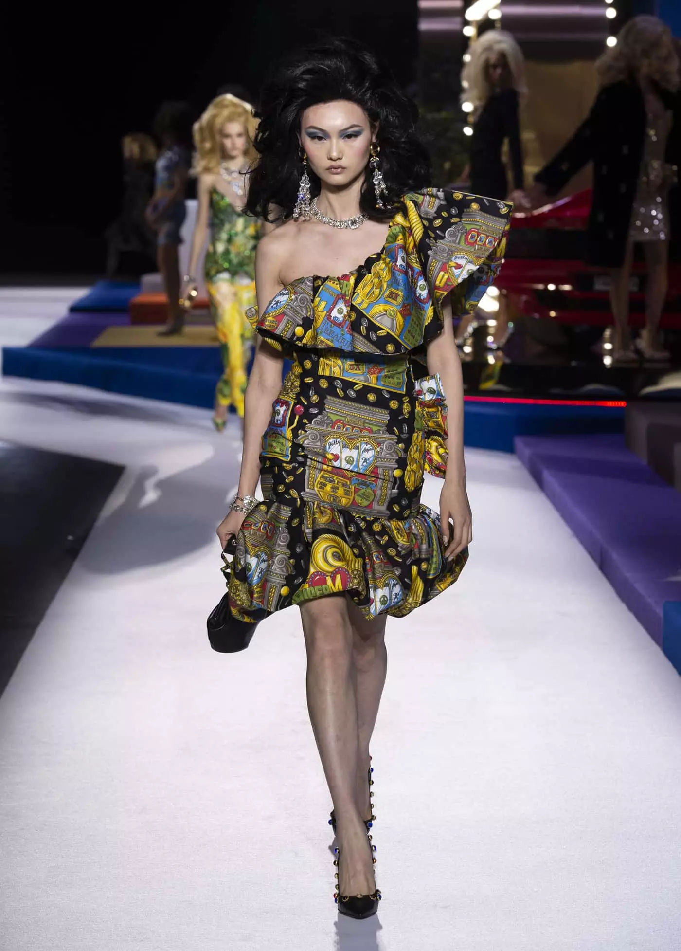 Moschino Menang Besar Dengan Runway Bertema Game Show 10782_9