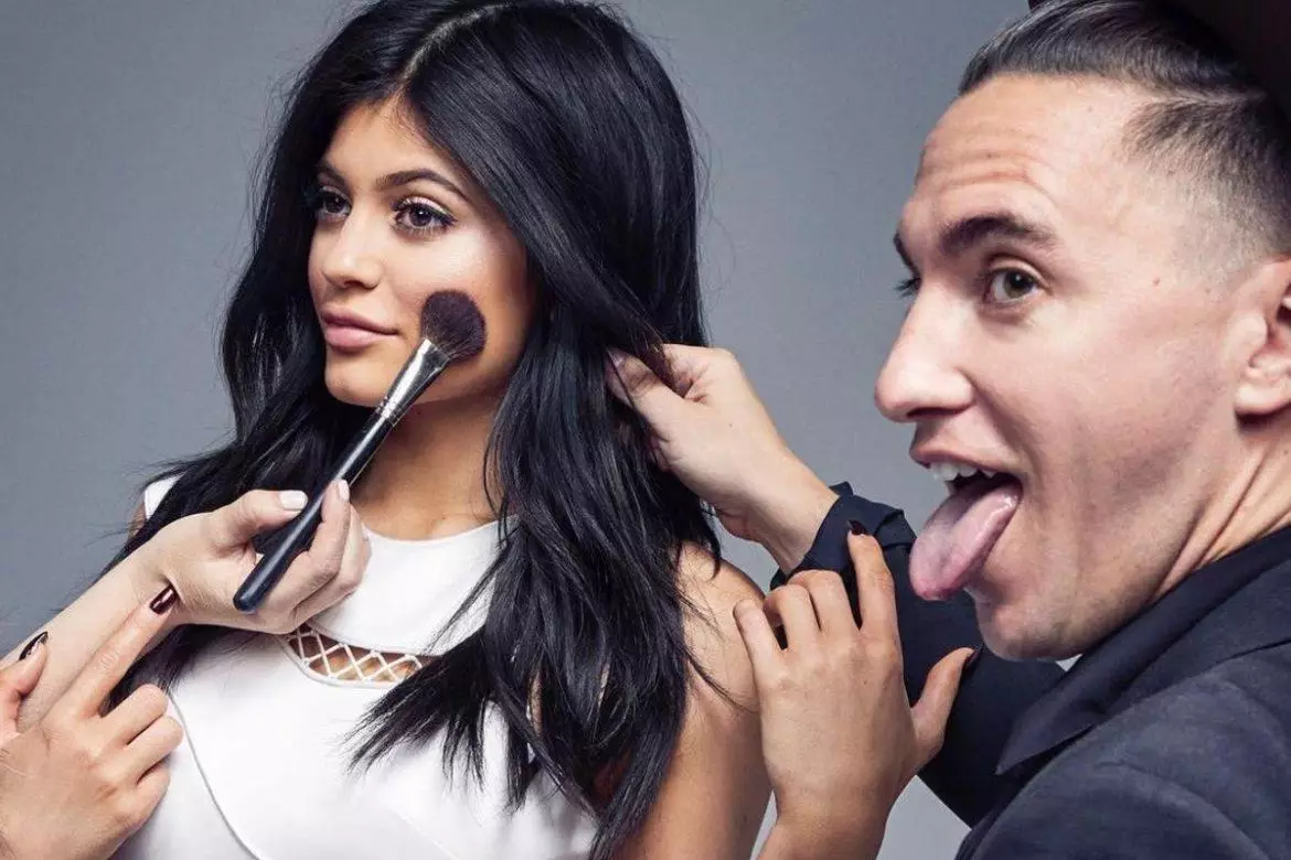 Haɗu da Kardashians 'Hilarious Go-to Hair Stylist Scotty Cunha