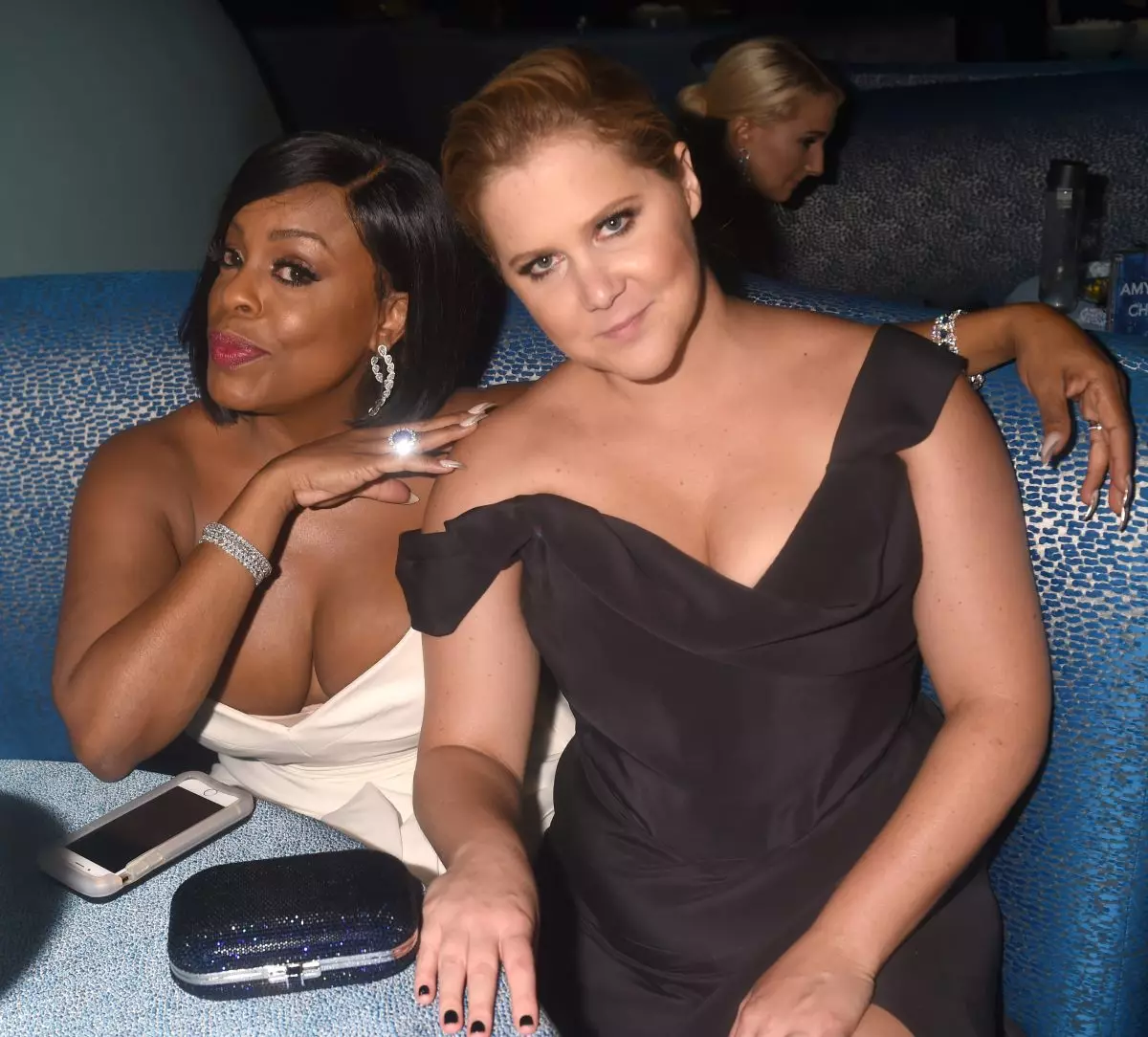 LOS ANGELES, CA - 18 SEPTAMBRA: Ny mpanao hatsikana Niecy Nash (L) sy Amy Schumer dia nanatrika ny HBO ofisialy 2016 Emmy After Party tao amin'ny The Plaza tao amin'ny Pacific Design Center tamin'ny 18 septambra 2016 tany Los Angeles, California. (Sarin'i Jeff Kravitz/FilmMagic)