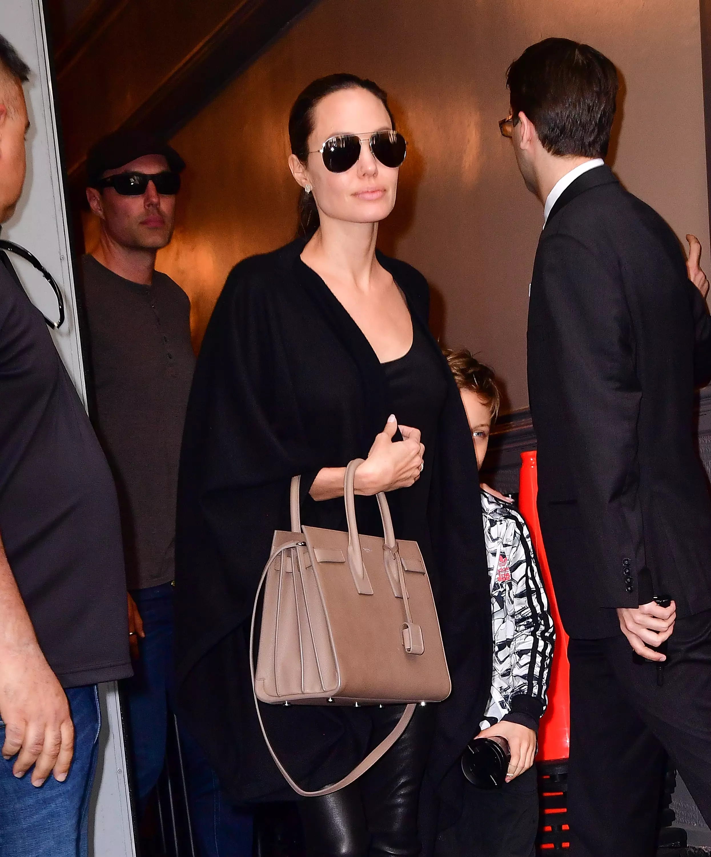 Përmbledhja e përditshme: Angelina Jolie kërkon divorc nga Brad Pitt, Loewe emëron CEO nga Céline 11003_1