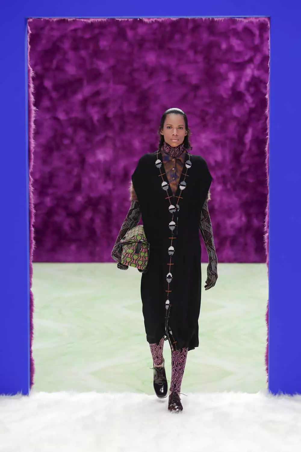 Дамското облекло на Prada есен 2021 предсказва жизнено, оптимистично бъдеще 11070_14