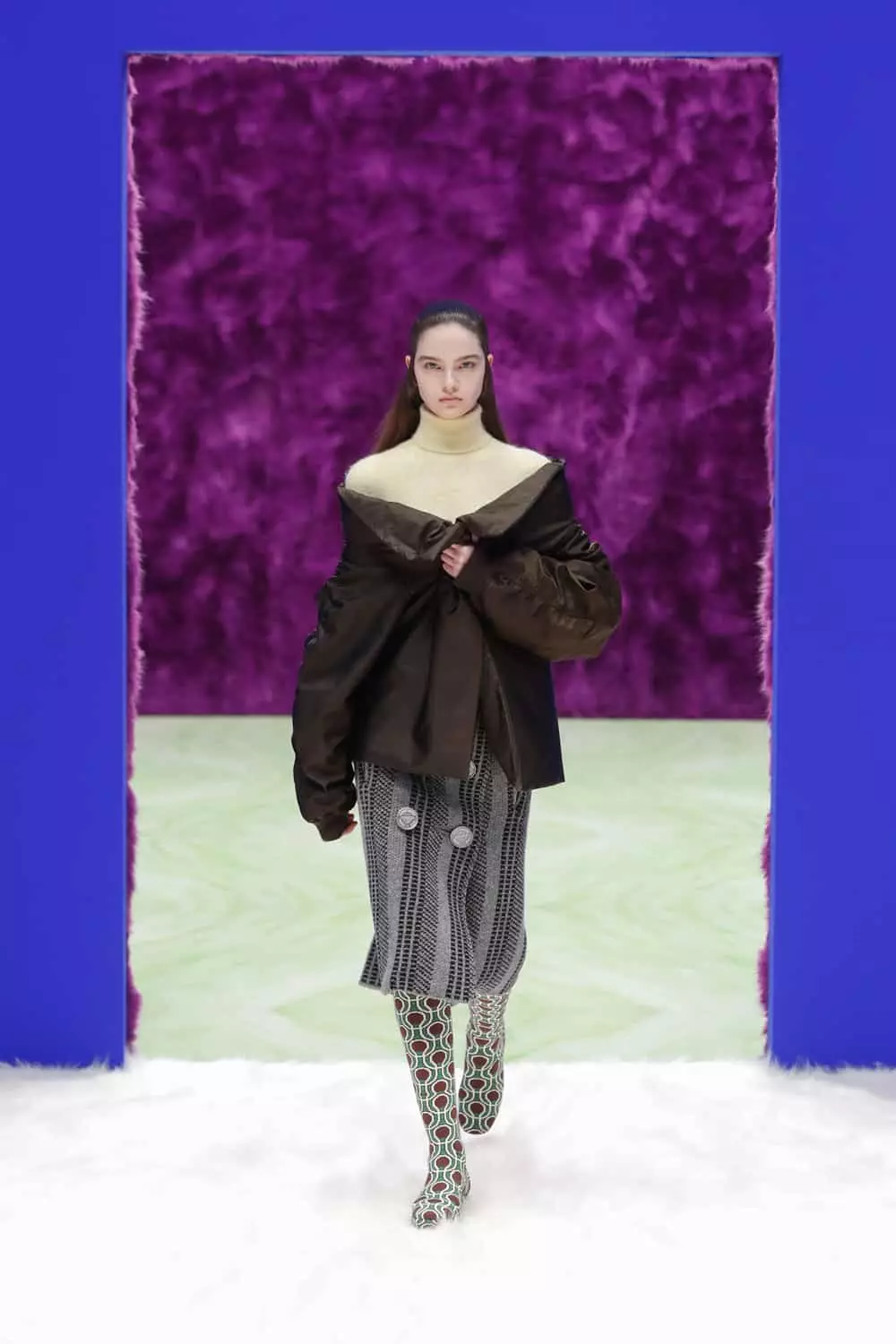 Prada's Fall 2021 Womenswear Predicts A Vibrant, Optimistic Yav Tom Ntej 11070_29