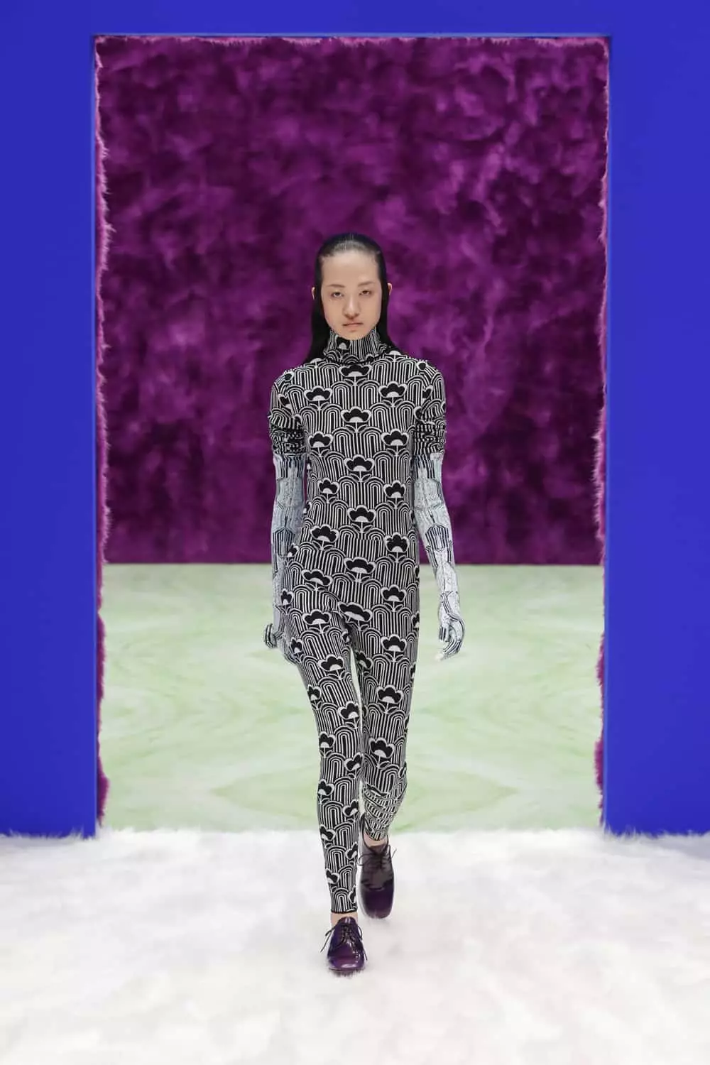 Дамското облекло на Prada есен 2021 предсказва жизнено, оптимистично бъдеще 11070_43
