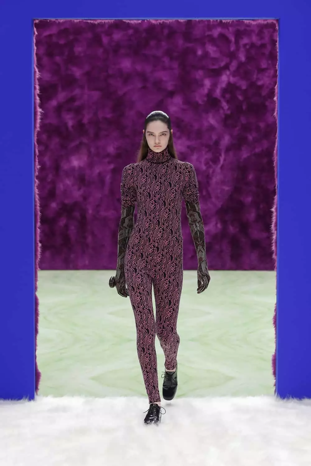 Дамското облекло на Prada есен 2021 предсказва жизнено, оптимистично бъдеще 11070_44
