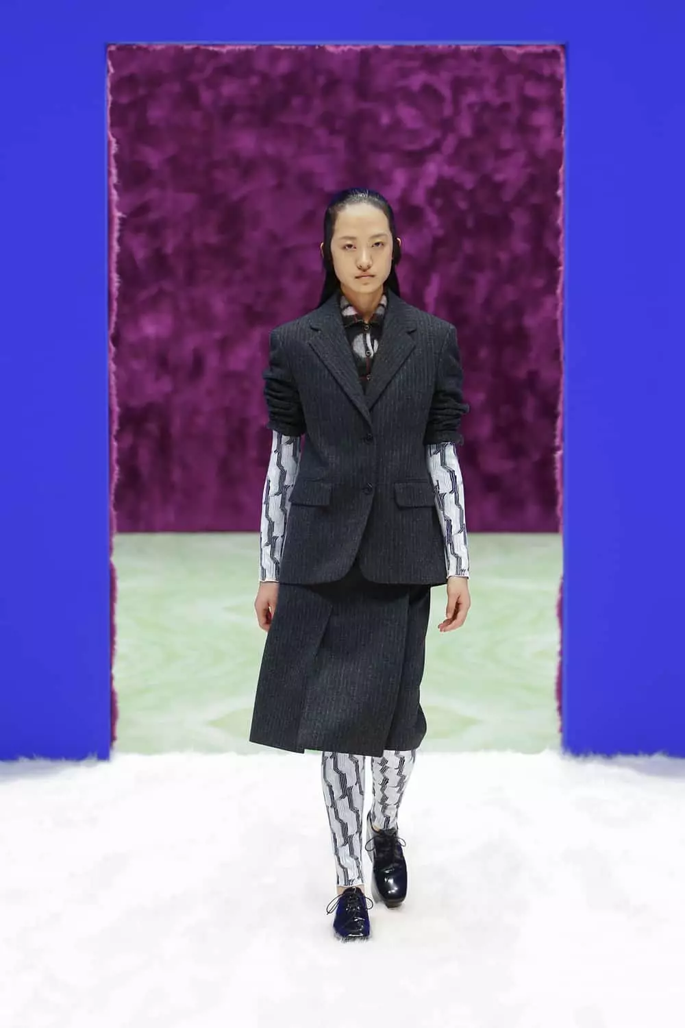 Дамското облекло на Prada есен 2021 предсказва жизнено, оптимистично бъдеще 11070_5