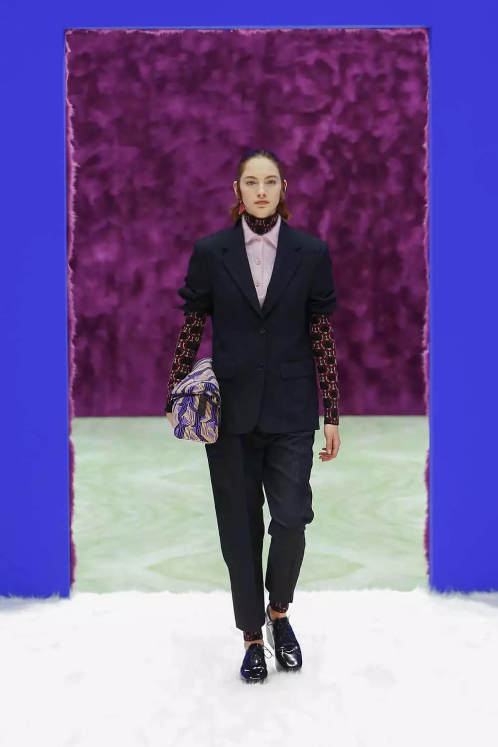 Prada's Fall 2021 Womenswear Predicts A Vibrant, Optimistic Yav Tom Ntej 11070_9