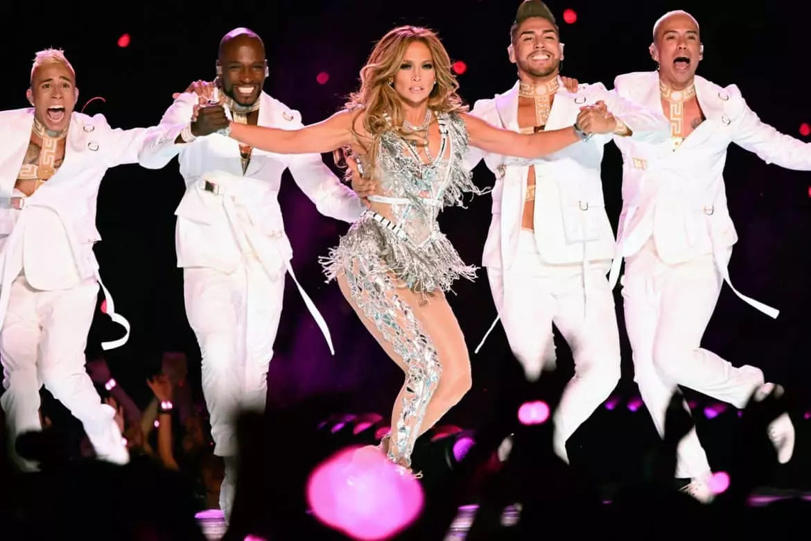 JLo laimi „Super Bowl“, „Tvarumas“ BAFTA apdovanojimuose