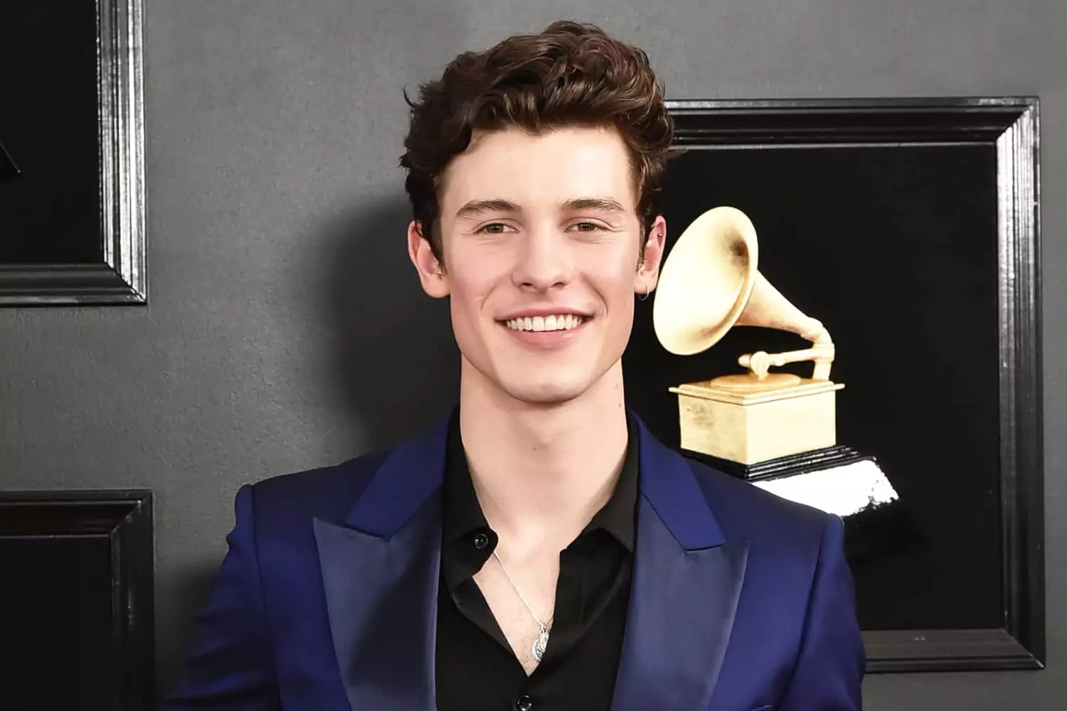 Mae Shawn Mendes yn Rhoi Hwb i Calvin Klein, Gwerthwyd Anya Hindmarch