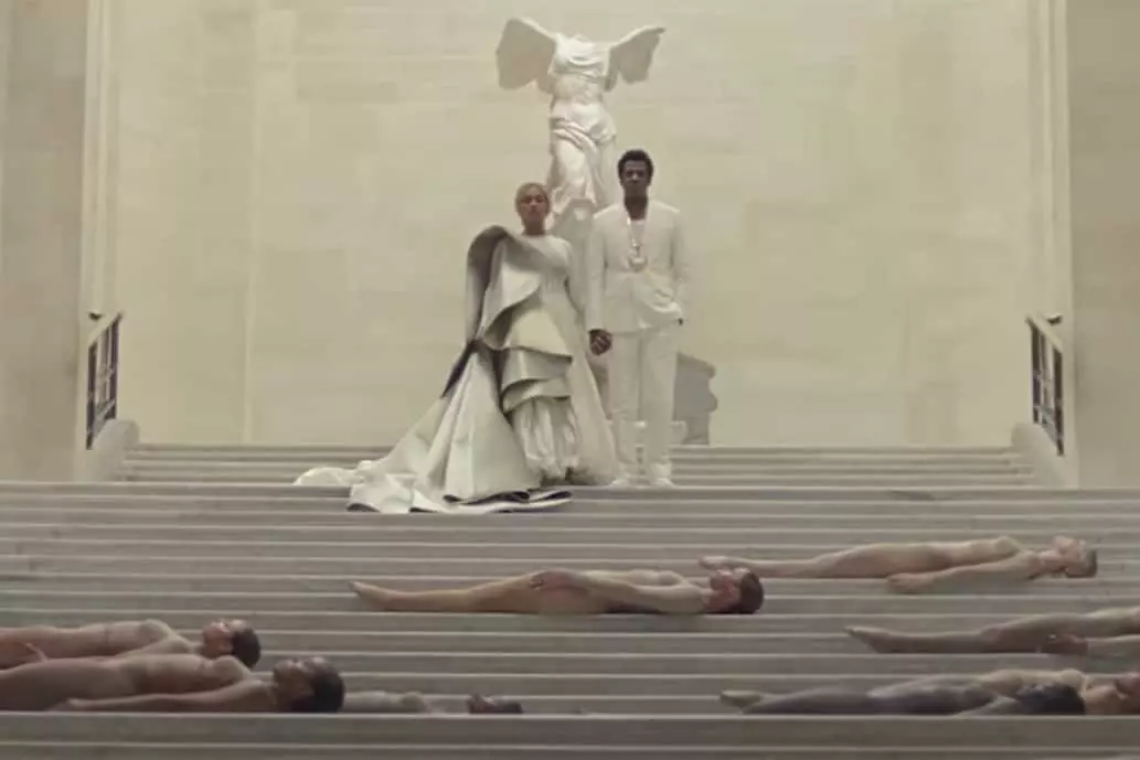 Beyoncé mặc chiếc váy trị giá $ 139k trong video âm nhạc “The Apes * it” 11609_1