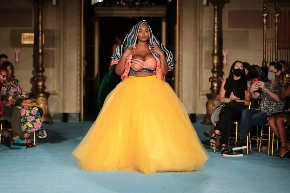 Christian Siriano Ekas NYFW Kun Stelplena Antaŭa Vico Kaj Va Va Voom Modo 1160_1