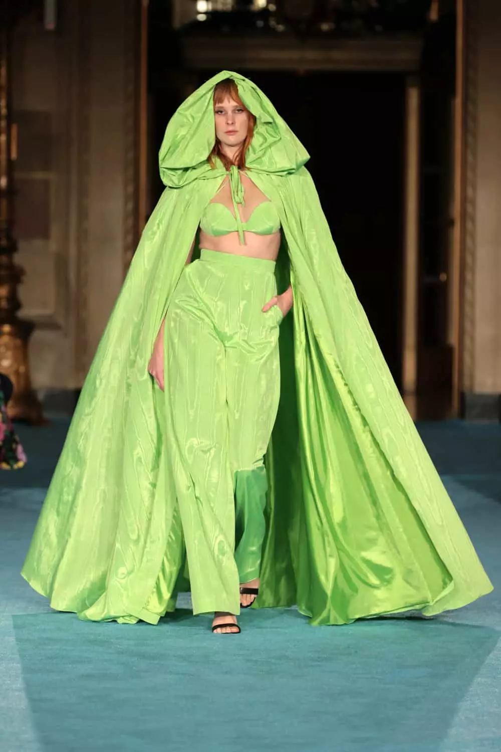 Christian Siriano ចាប់ផ្តើម NYFW ជាមួយនឹងជួរខាងមុខដែលមានតារា និងម៉ូដ Va Va Voom 1160_15