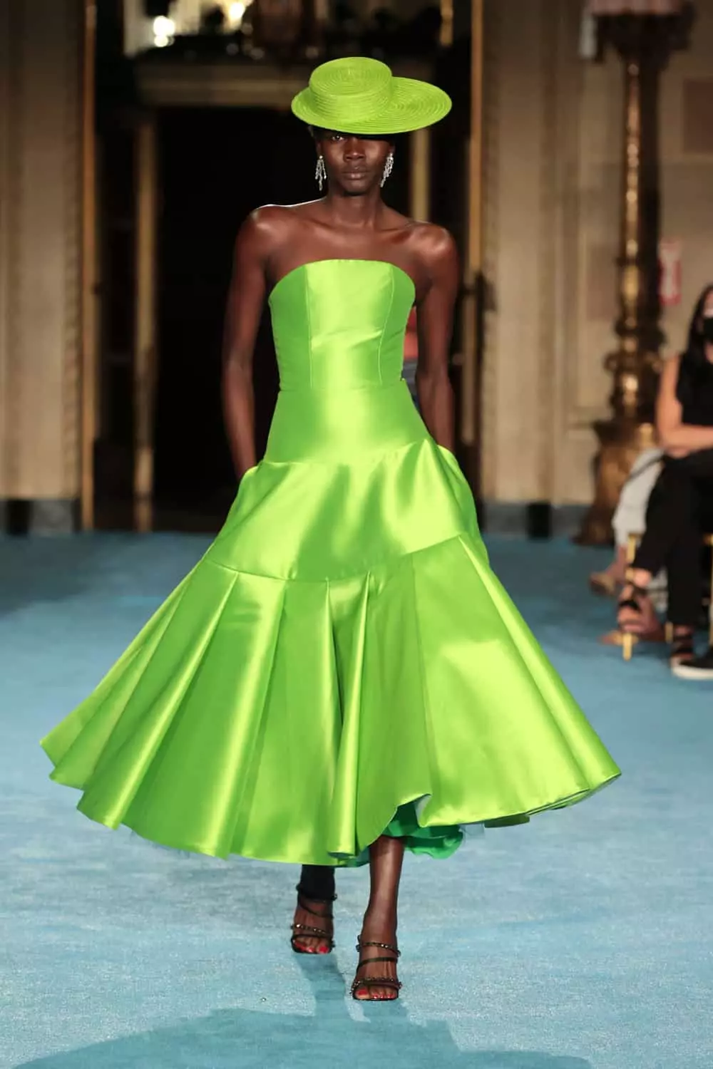 Christian Siriano Kick Off NYFW Mat Star-studéiert Front Row An Va Va Voom Moud 1160_18