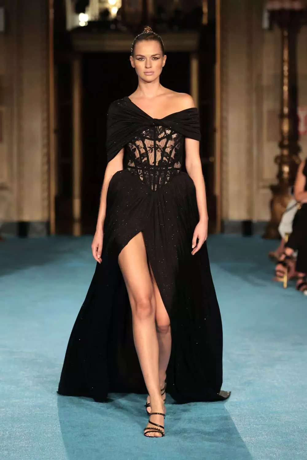 Christian Siriano, Yıldızlarla Çivili Ön Sıra ve Va Va Voom Modası ile NYFW'ye Başladı 1160_19