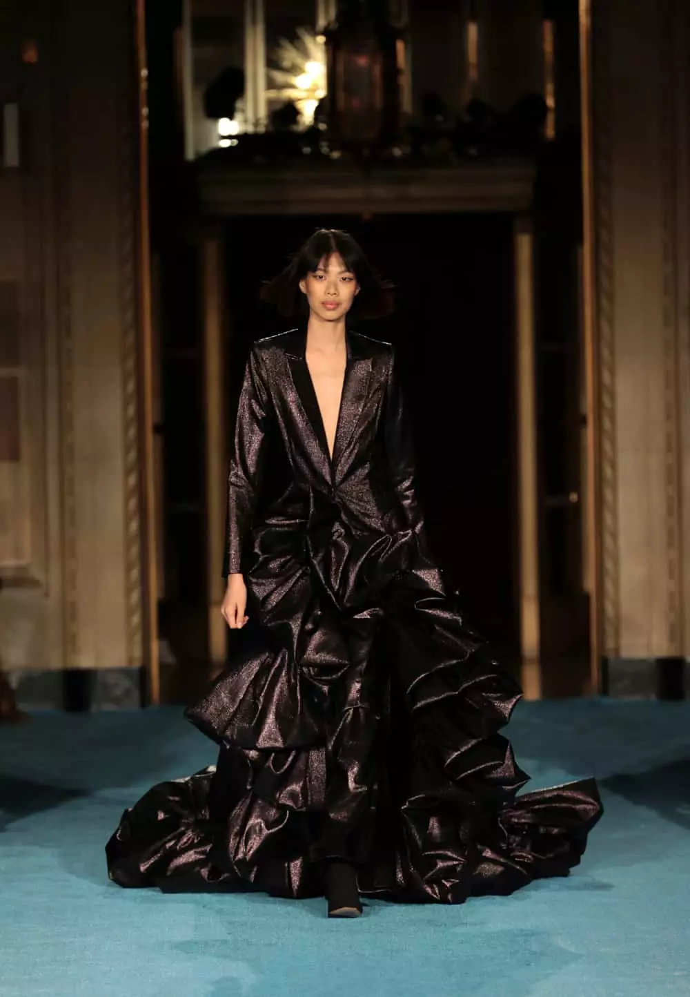 Christian Siriano ចាប់ផ្តើម NYFW ជាមួយនឹងជួរខាងមុខដែលមានតារា និងម៉ូដ Va Va Voom 1160_21