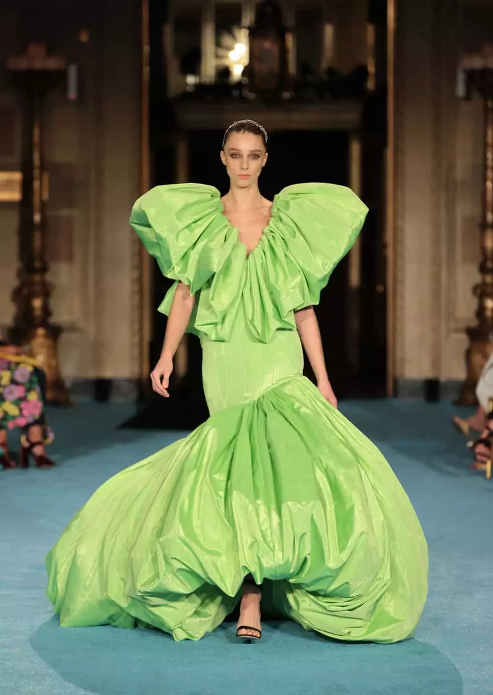 Christian Siriano comença el NYFW amb la primera fila plena d'estrelles i la moda Va Va Voom 1160_22