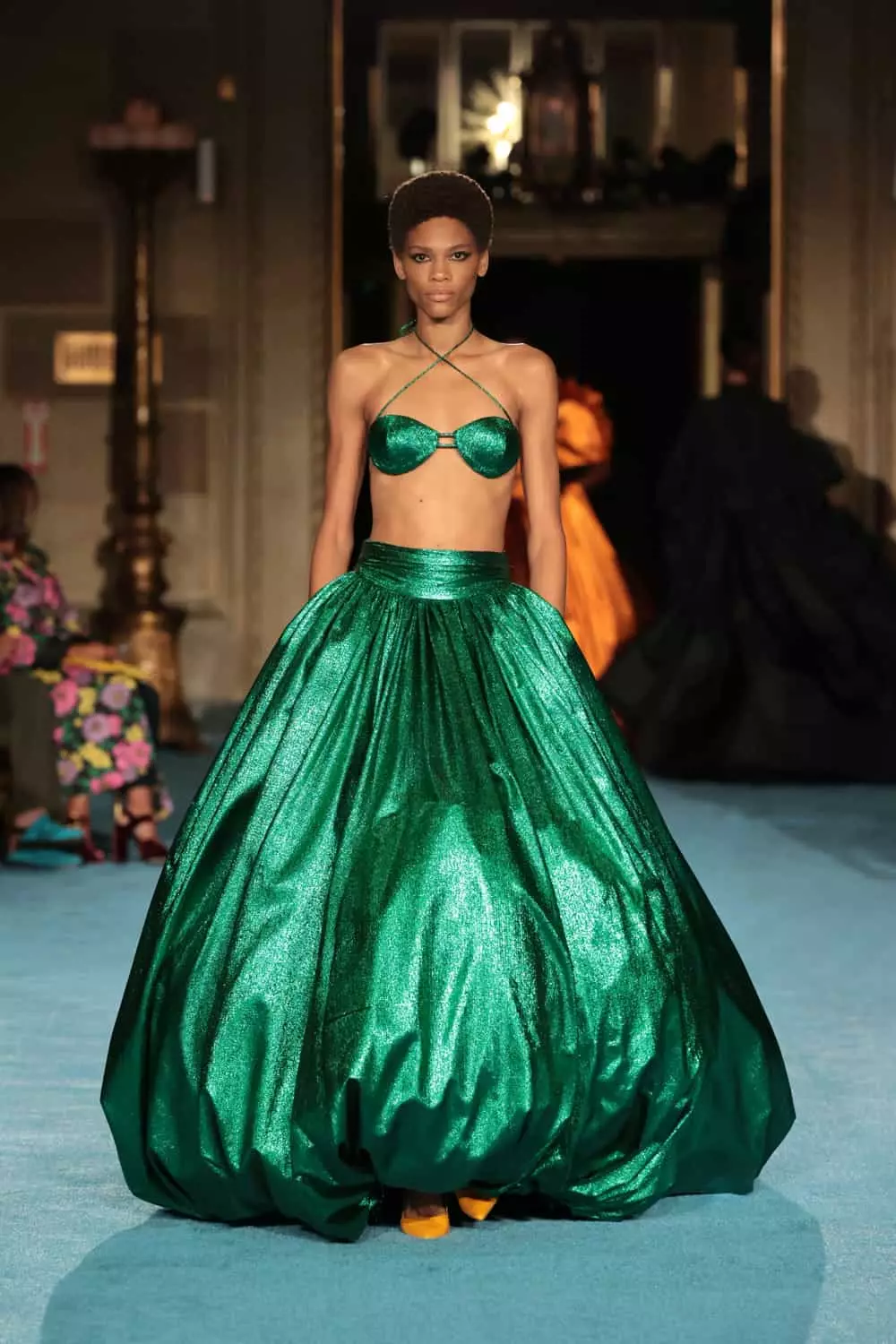 Christian Siriano ចាប់ផ្តើម NYFW ជាមួយនឹងជួរខាងមុខដែលមានតារា និងម៉ូដ Va Va Voom 1160_23