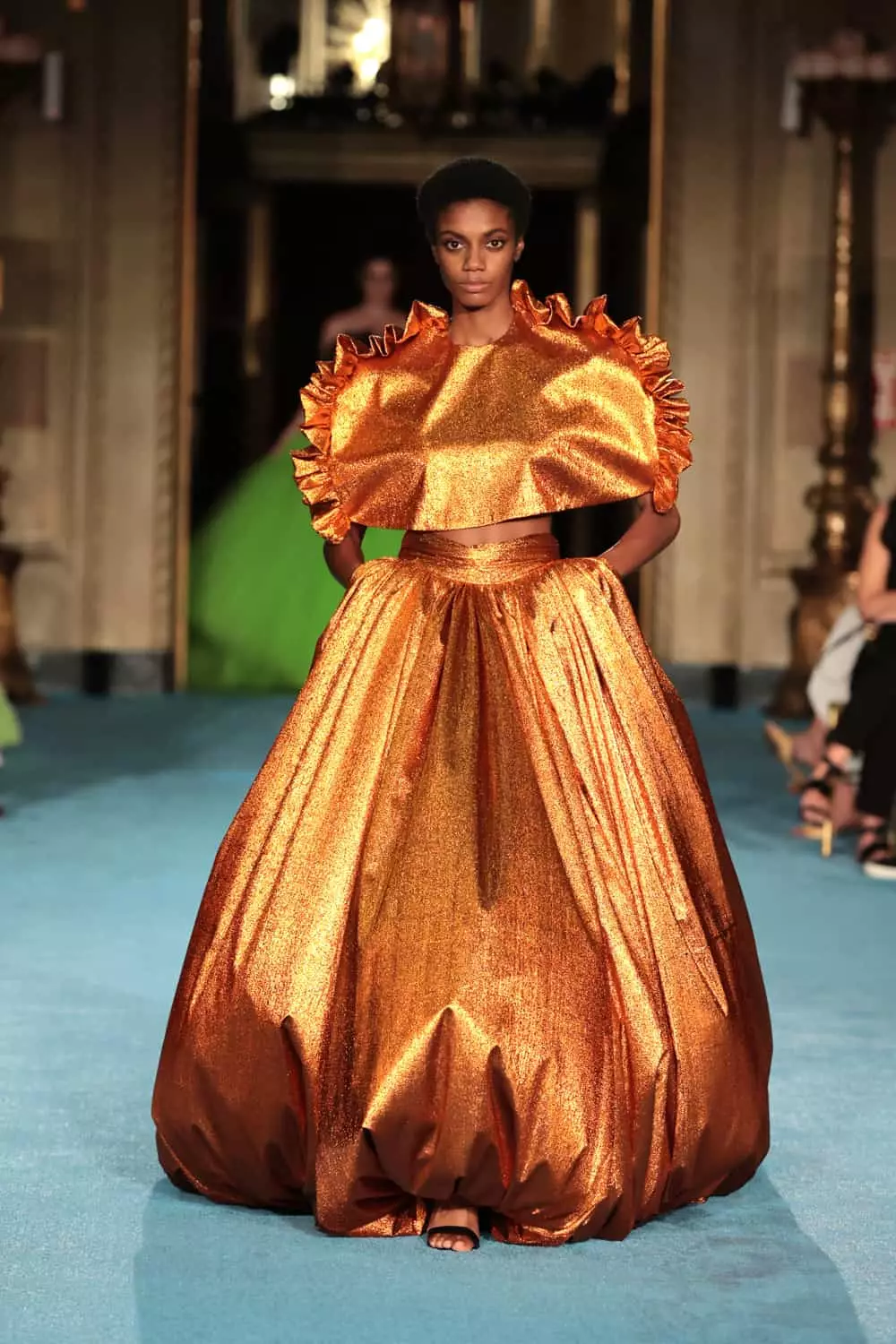 UChristian Siriano Ukhaba i-NYFW eneeNkwenkwezi eziPhambili kunye neFashoni yeVa Va Voom 1160_24