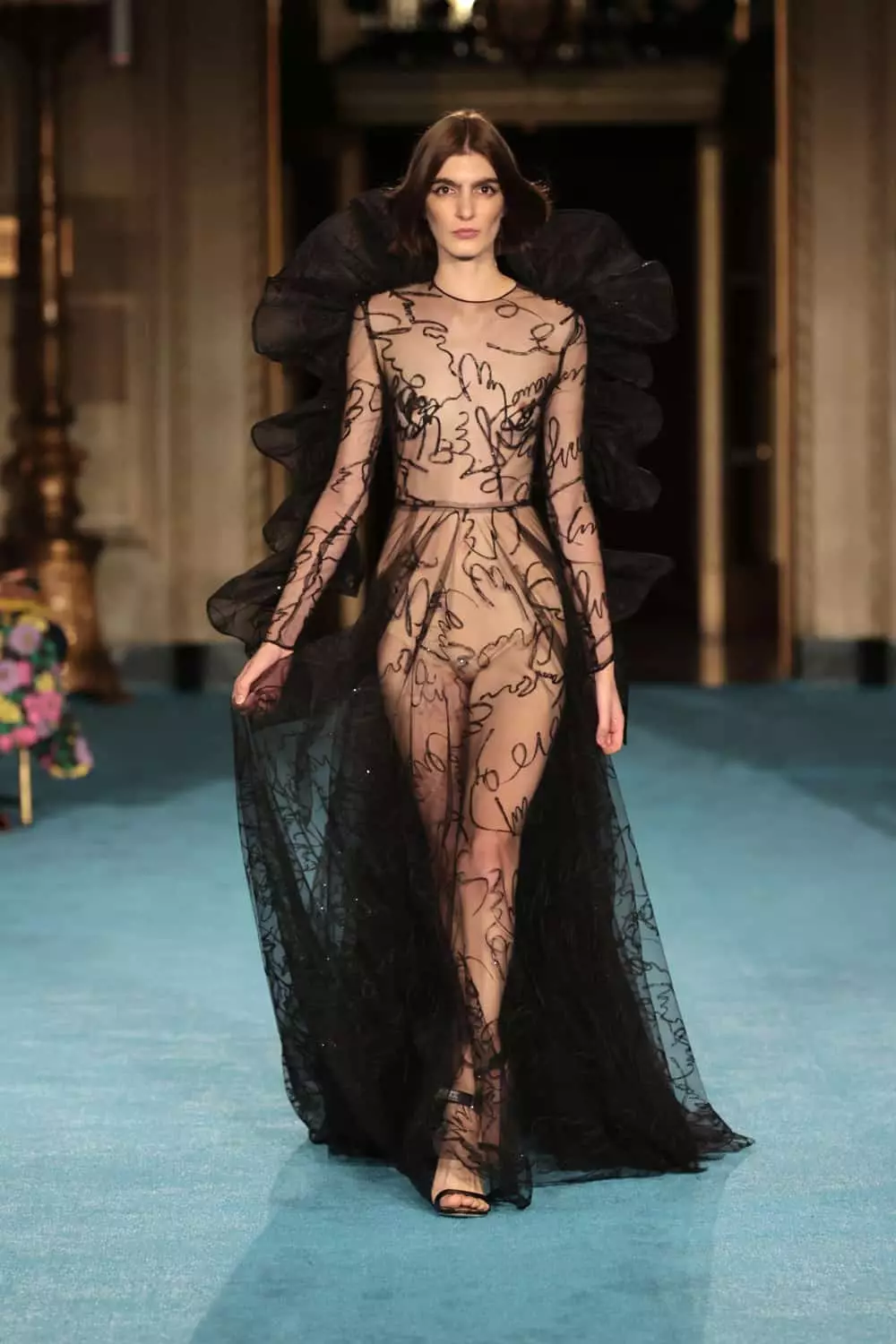 Christian Siriano, Yıldızlarla Çivili Ön Sıra ve Va Va Voom Modası ile NYFW'ye Başladı 1160_27