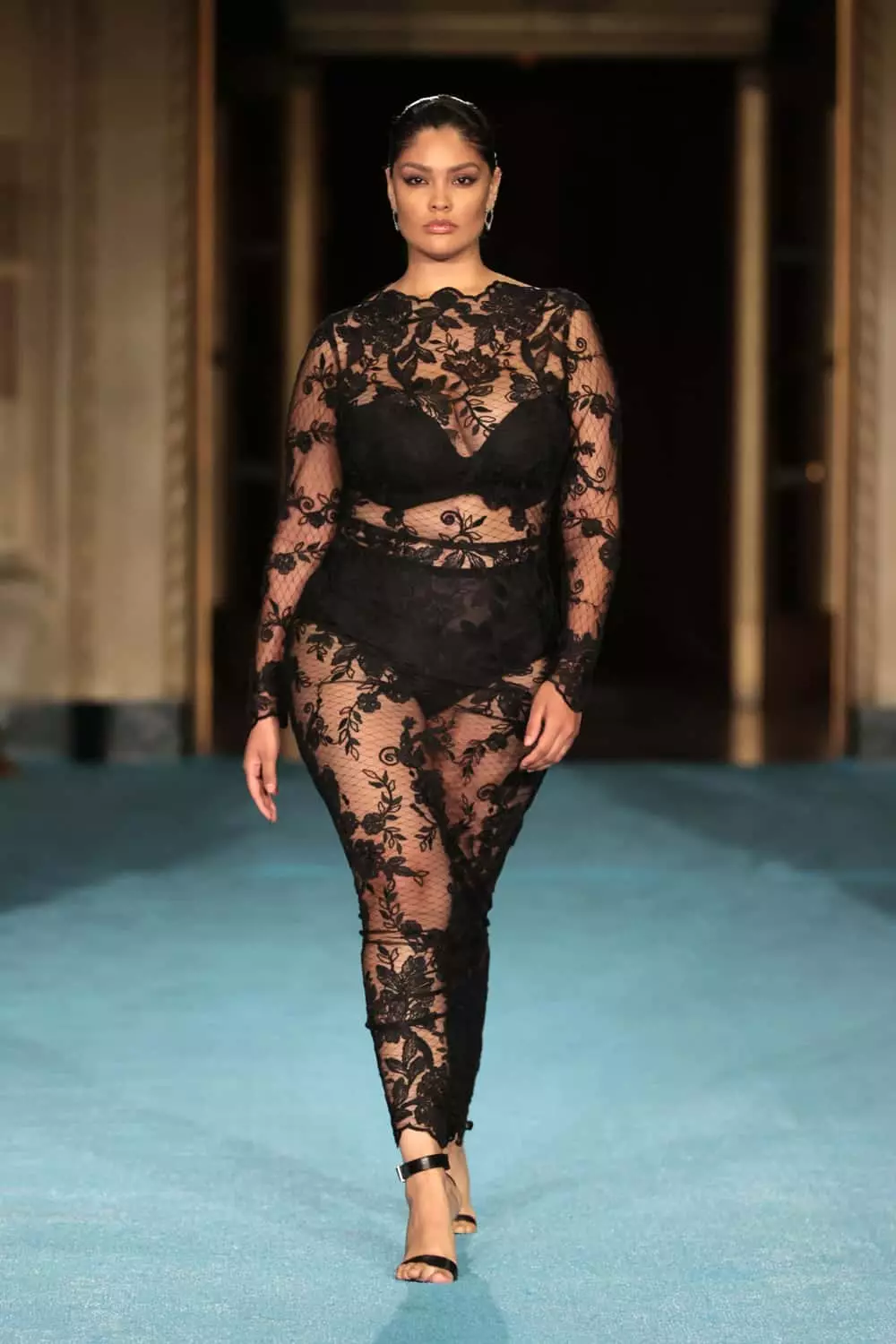 Christian Siriano, Yıldızlarla Çivili Ön Sıra ve Va Va Voom Modası ile NYFW'ye Başladı 1160_28