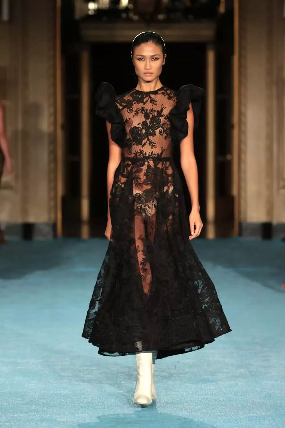 Christian Siriano NYFW-ə Ulduzlarla bəzədilmiş Ön Cərgə və Va Va Voom Moda ilə Başladı 1160_37