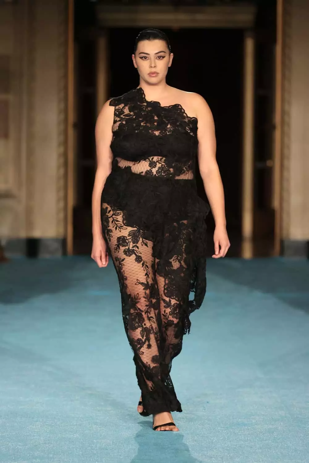 Christian Siriano byrjar á NYFW með stjörnuprýddri fremstu röð og Va Va Voom tísku 1160_39