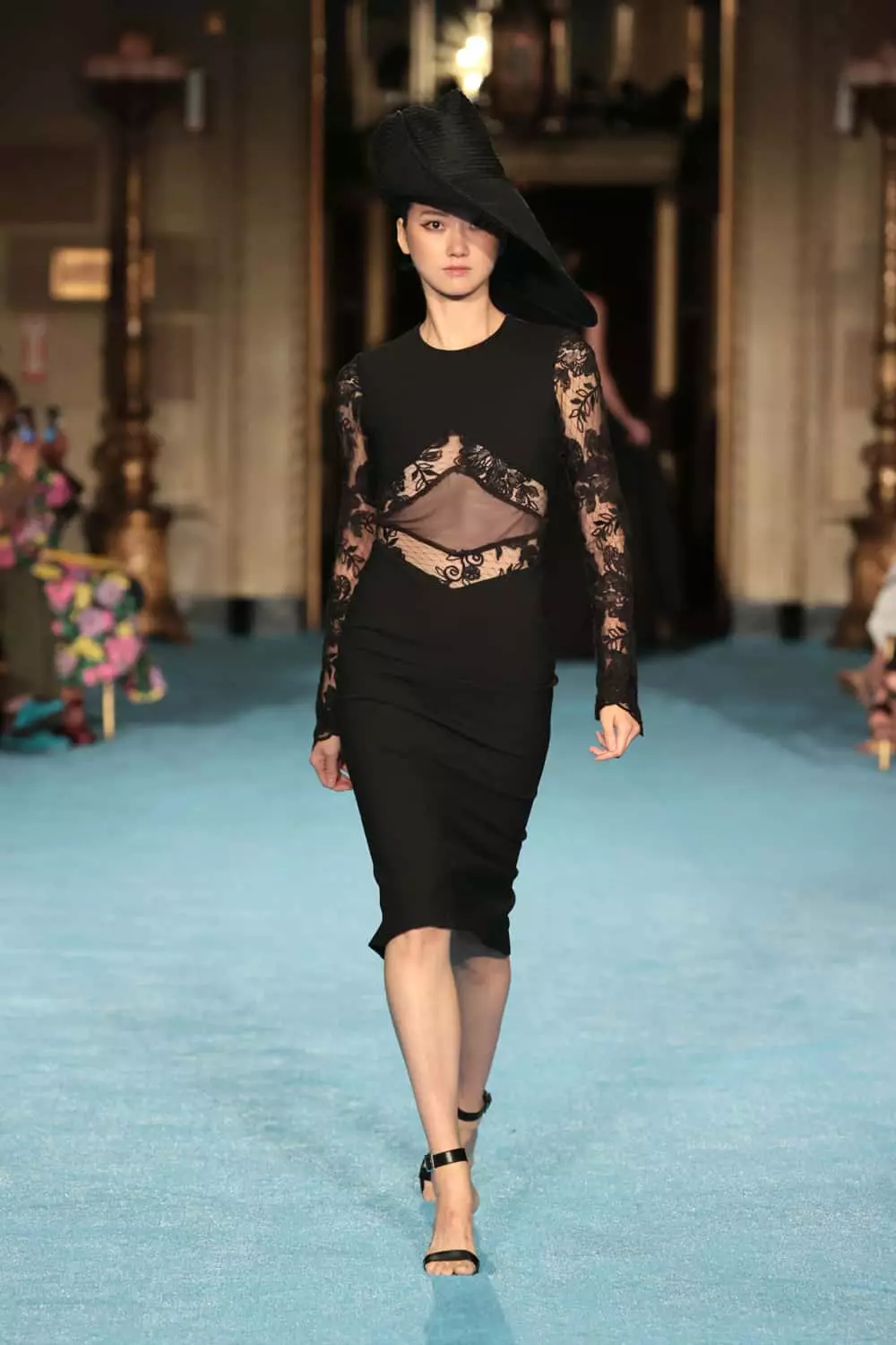 Christian Siriano Memulai NYFW Dengan Barisan Depan Bertabur Bintang Dan Mode Va Va Voom 1160_42