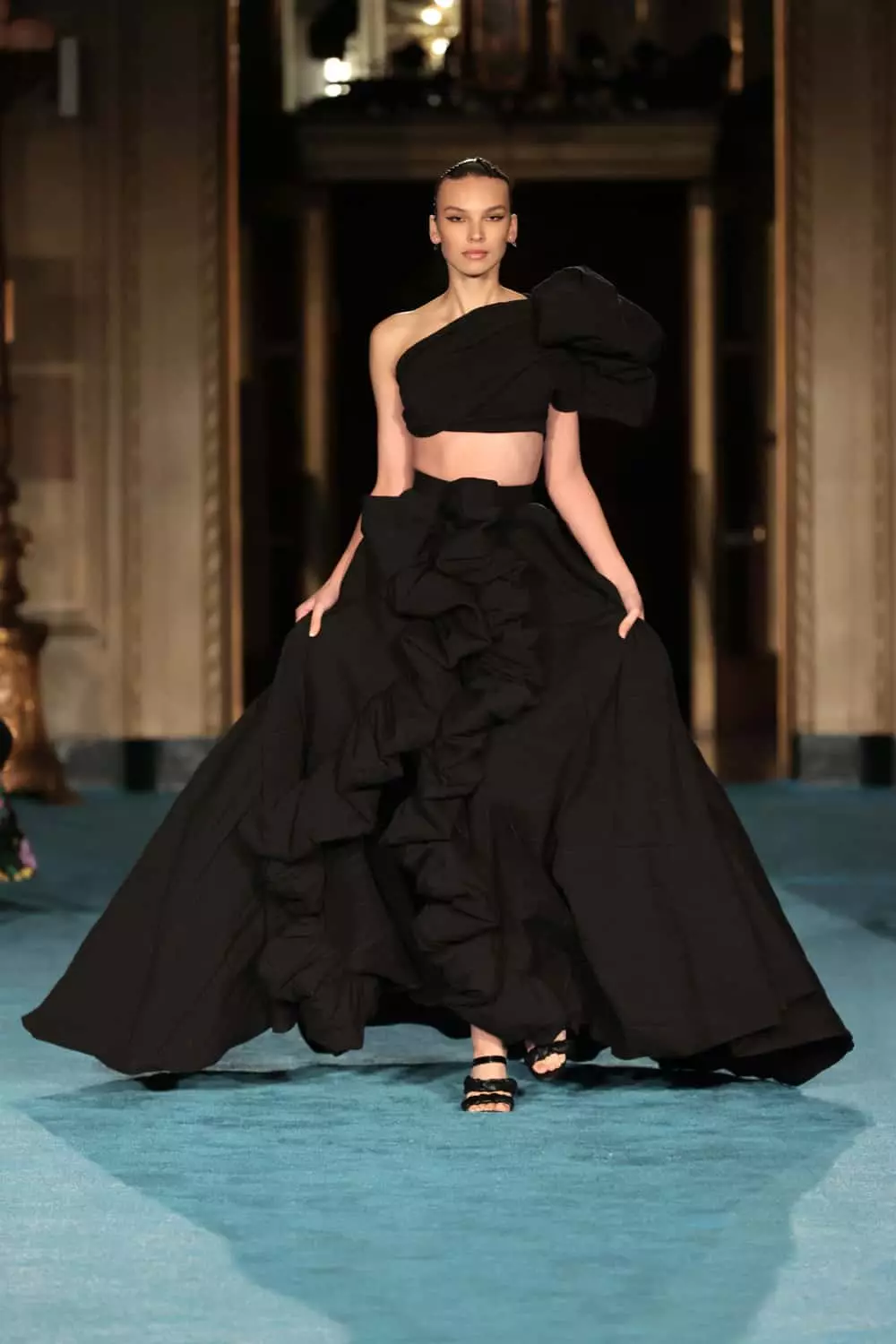 Christian Siriano, Yıldızlarla Çivili Ön Sıra ve Va Va Voom Modası ile NYFW'ye Başladı 1160_44