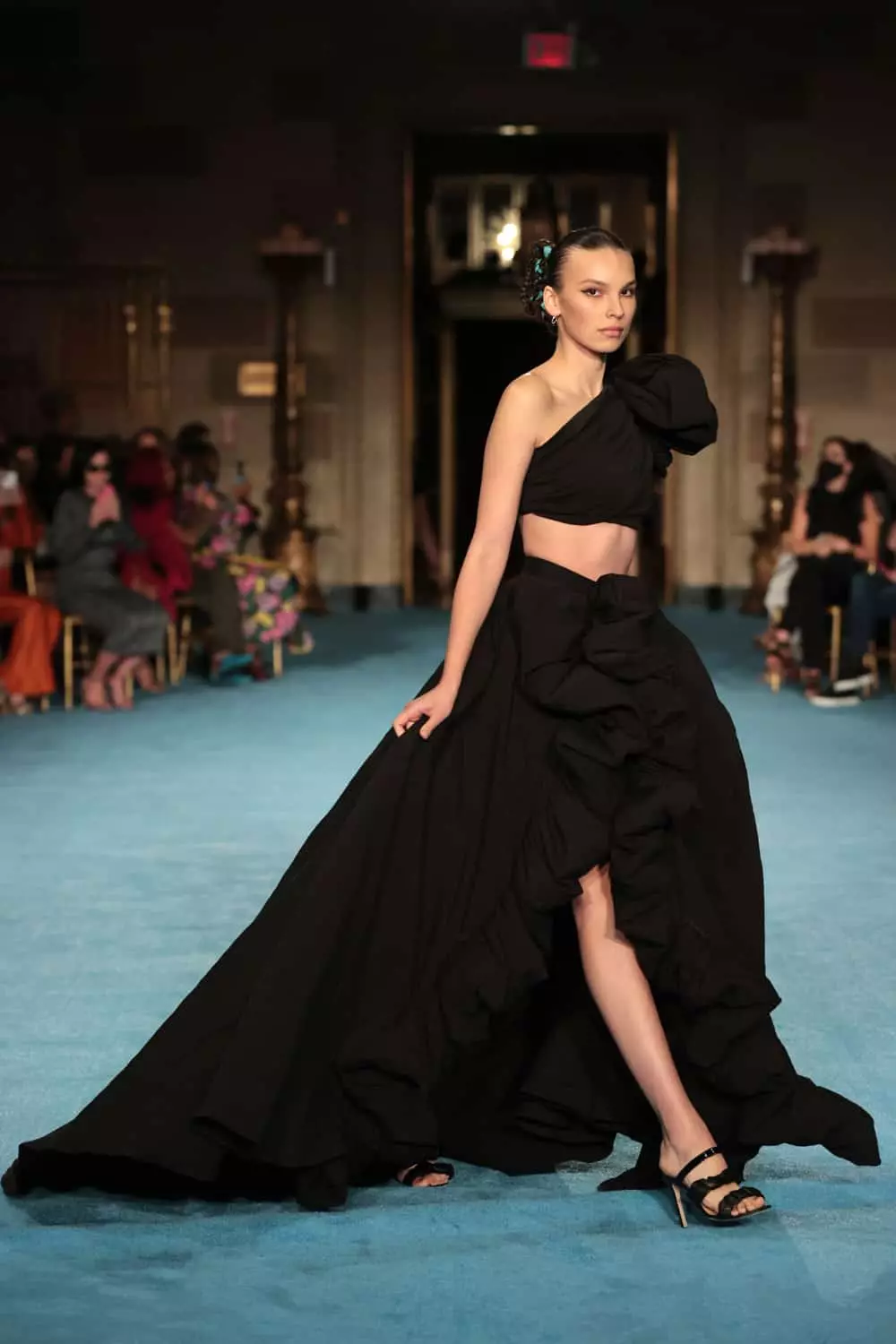 Christian Siriano, Yıldızlarla Çivili Ön Sıra ve Va Va Voom Modası ile NYFW'ye Başladı 1160_47