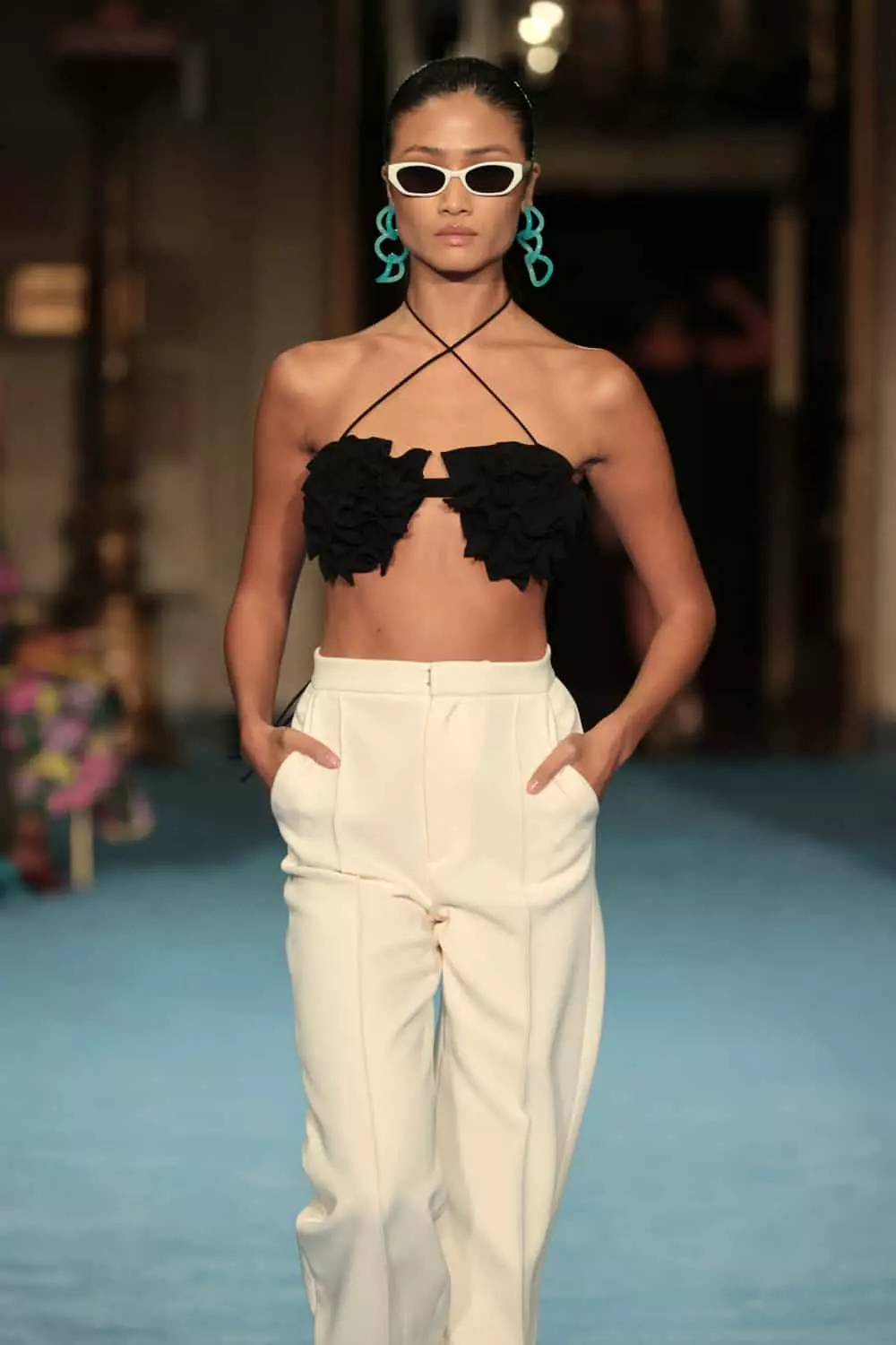 Christian Siriano NYFW-ə Ulduzlarla bəzədilmiş Ön Cərgə və Va Va Voom Moda ilə Başladı 1160_54