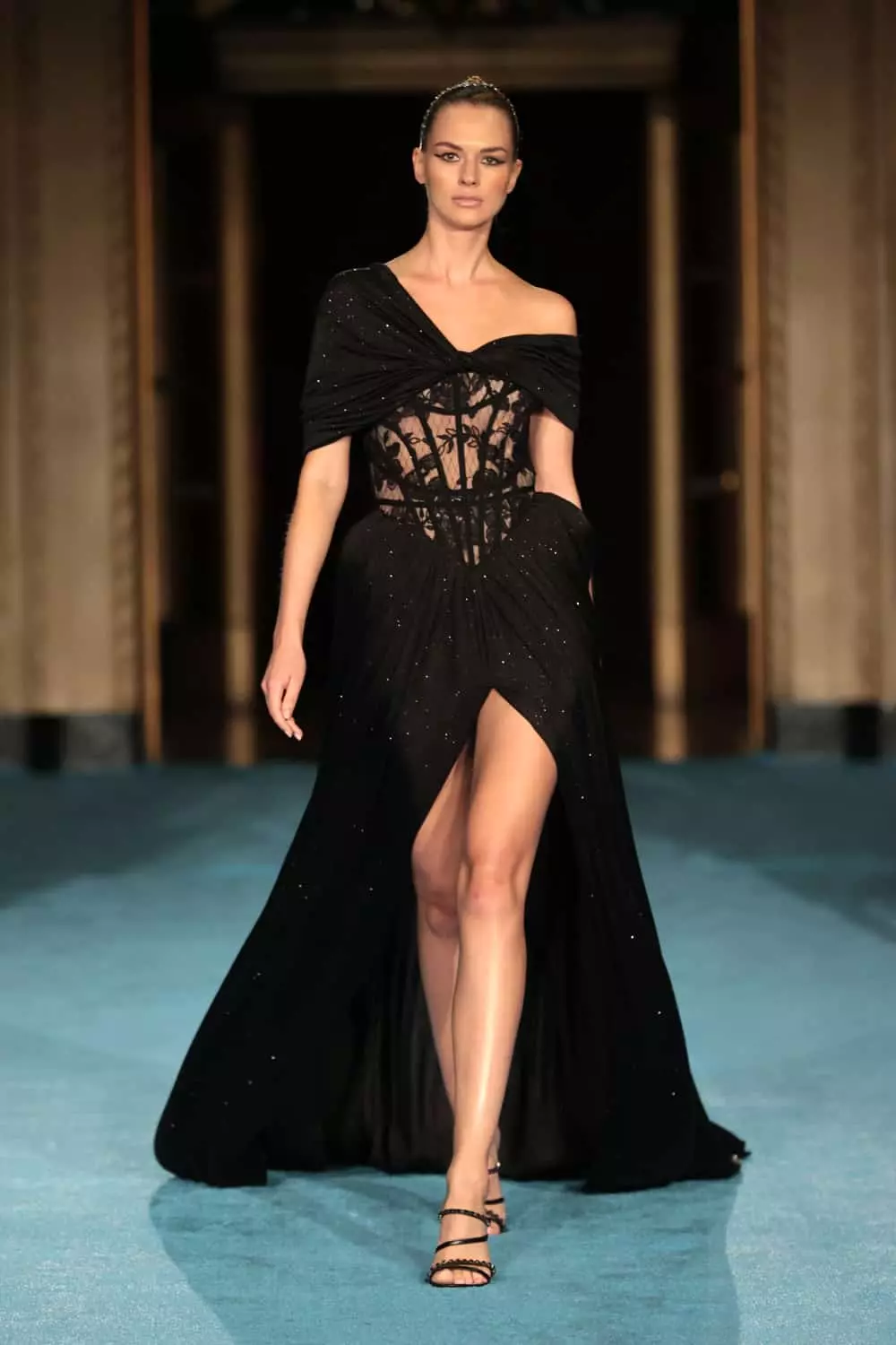 Christian Siriano, Yıldızlarla Çivili Ön Sıra ve Va Va Voom Modası ile NYFW'ye Başladı 1160_58