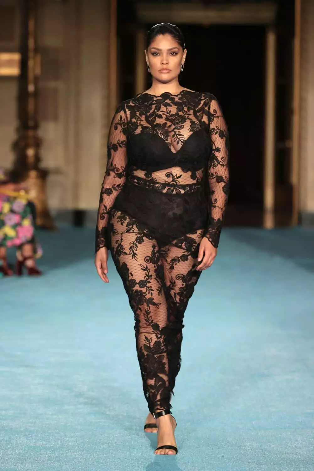 Christian Siriano, Yıldızlarla Çivili Ön Sıra ve Va Va Voom Modası ile NYFW'ye Başladı 1160_59