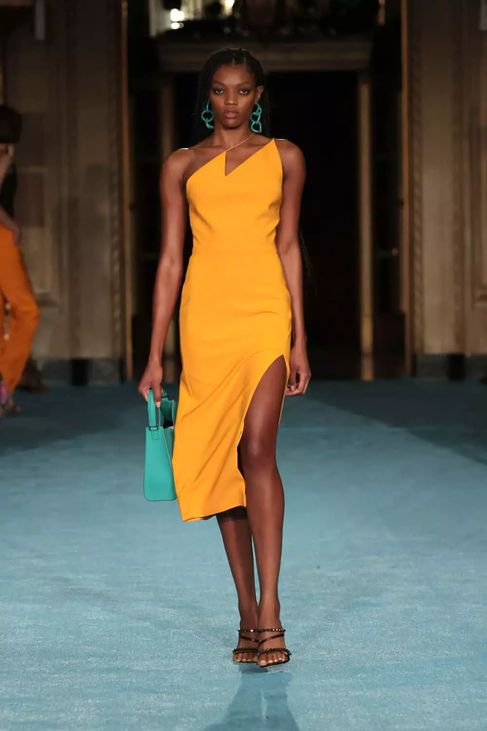 Christian Siriano ji NYFW malite n'ahịrị ihu nke kpakpando na ejiji Va Va Voom 1160_6