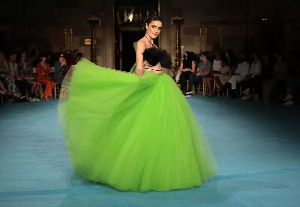 Christian Siriano ji NYFW malite n'ahịrị ihu nke kpakpando na ejiji Va Va Voom 1160_63