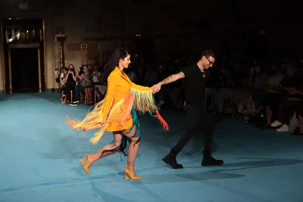 Christian Siriano wuxuu ku bilaabay NYFW Safka hore ee Xiddigaha leh iyo Fashion Va Va Voom 1160_65