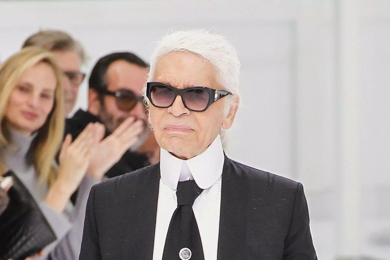 Karl Lagerfeld və Mulleavy Bacıları Meghan Markle üçün eskiz, Anna Wintour Marchesanın canlanmasına təkan verir