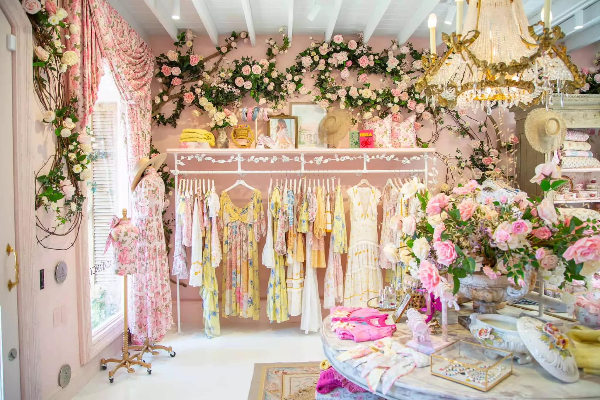 Lipakane tsa ka Hare-hare: Tlhōrō ka hare ho LoveShackFancy's Dreamy New West Hollywood Boutique 11921_4