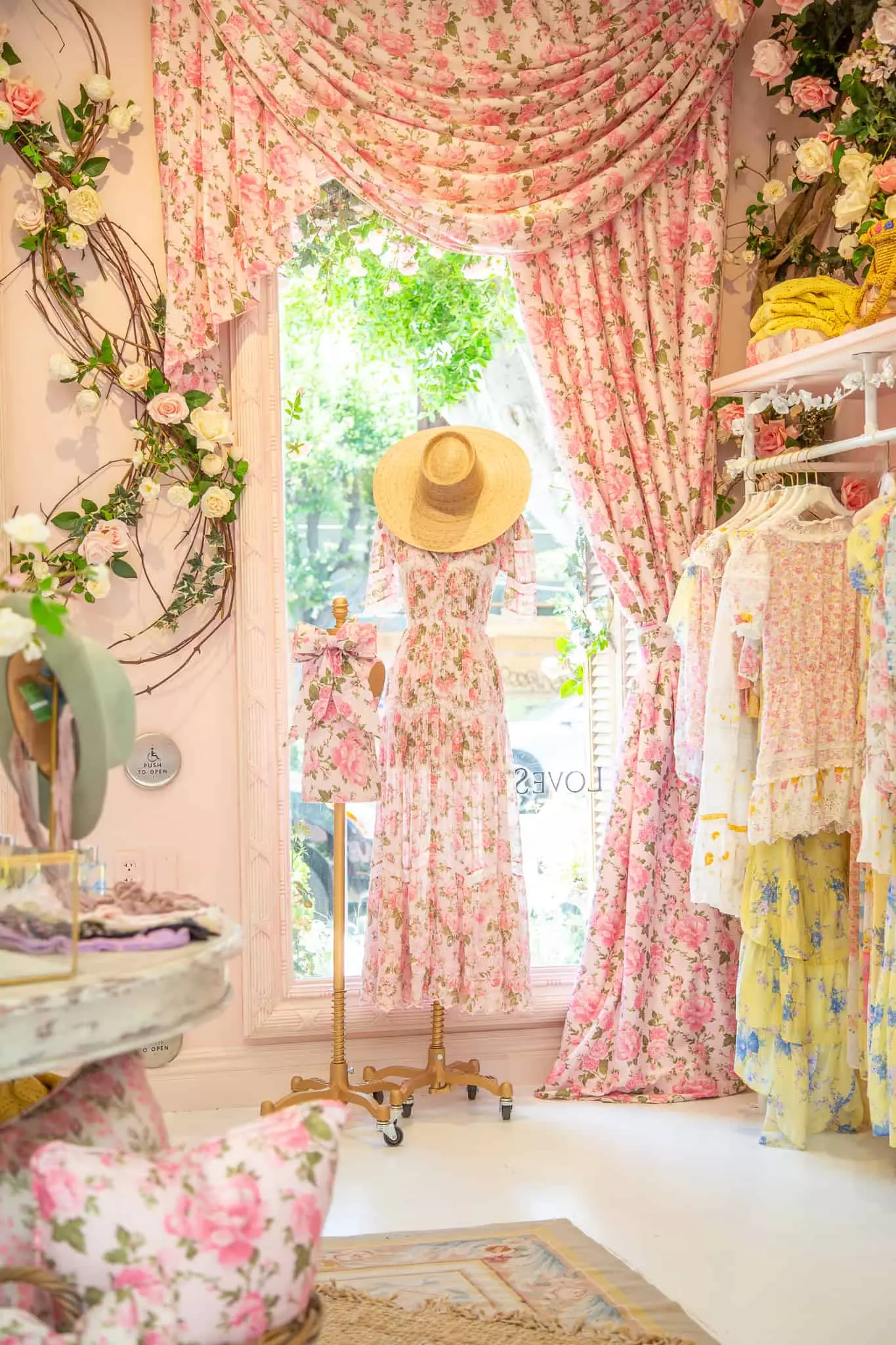 Lipakane tsa ka Hare-hare: Tlhōrō ka hare ho LoveShackFancy's Dreamy New West Hollywood Boutique 11921_5