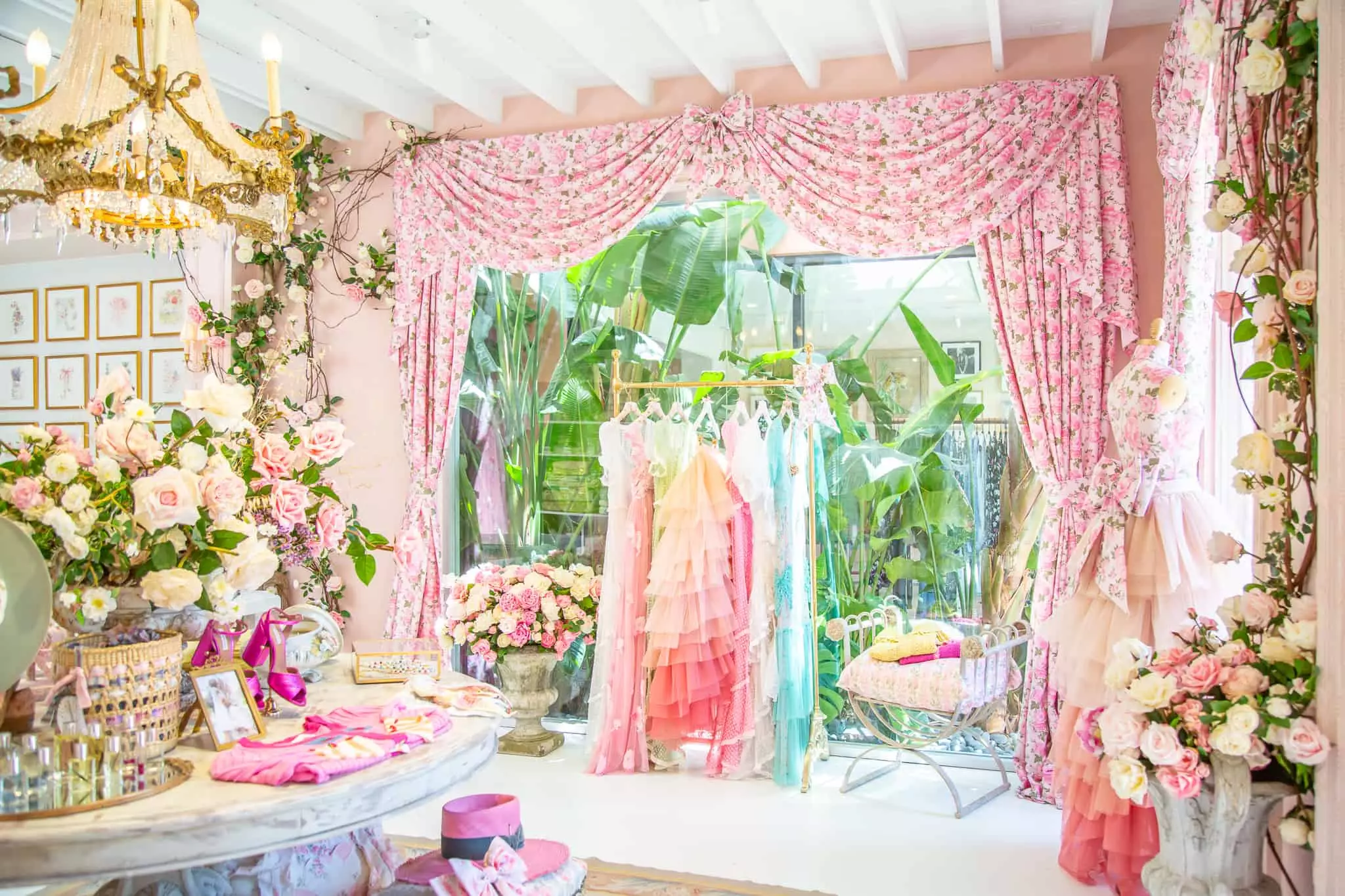 Cele wnętrza: szczyt wewnątrz LoveShackFancy's Dreamy New West Hollywood Boutique 11921_7