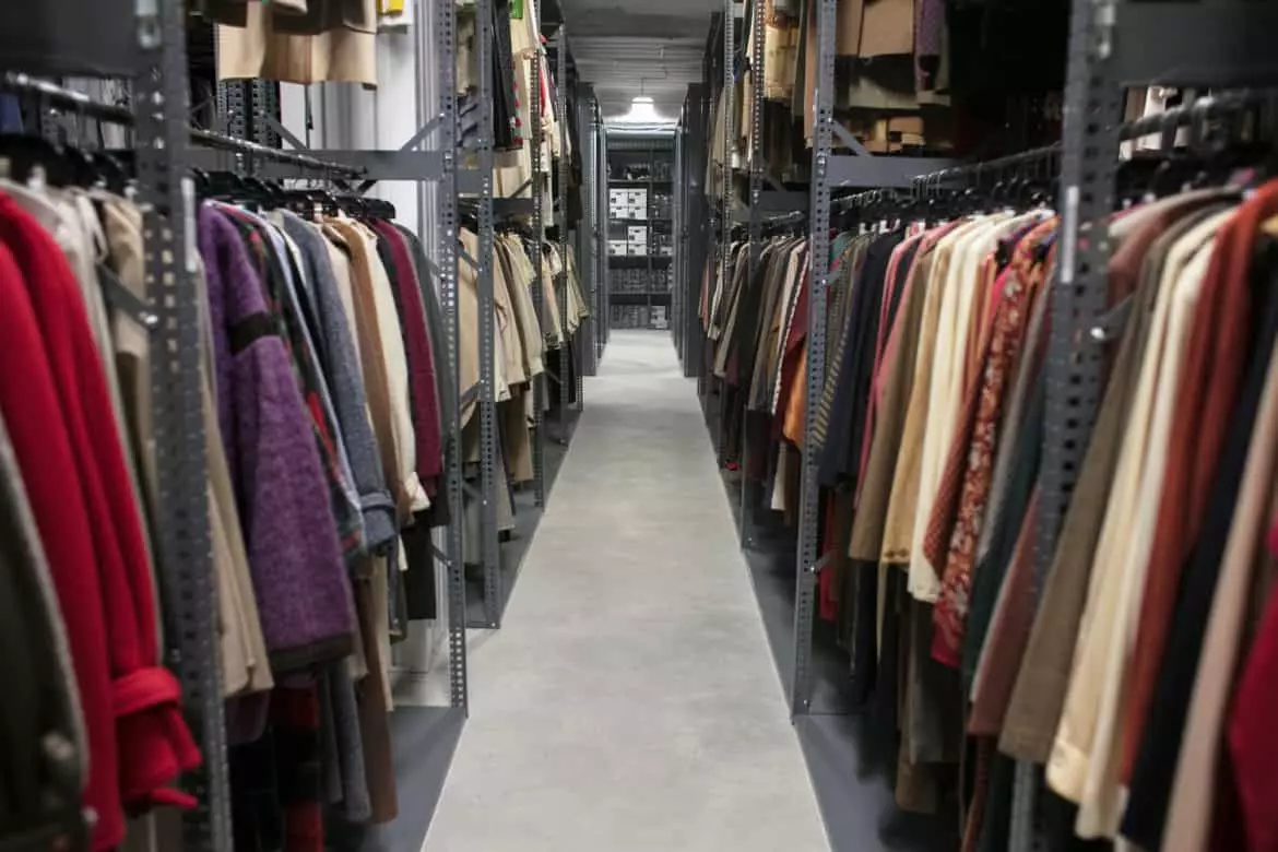 Dentro de UOVO: MODA, la instalación de almacenamiento que trata la moda como bellas artes 12028_1