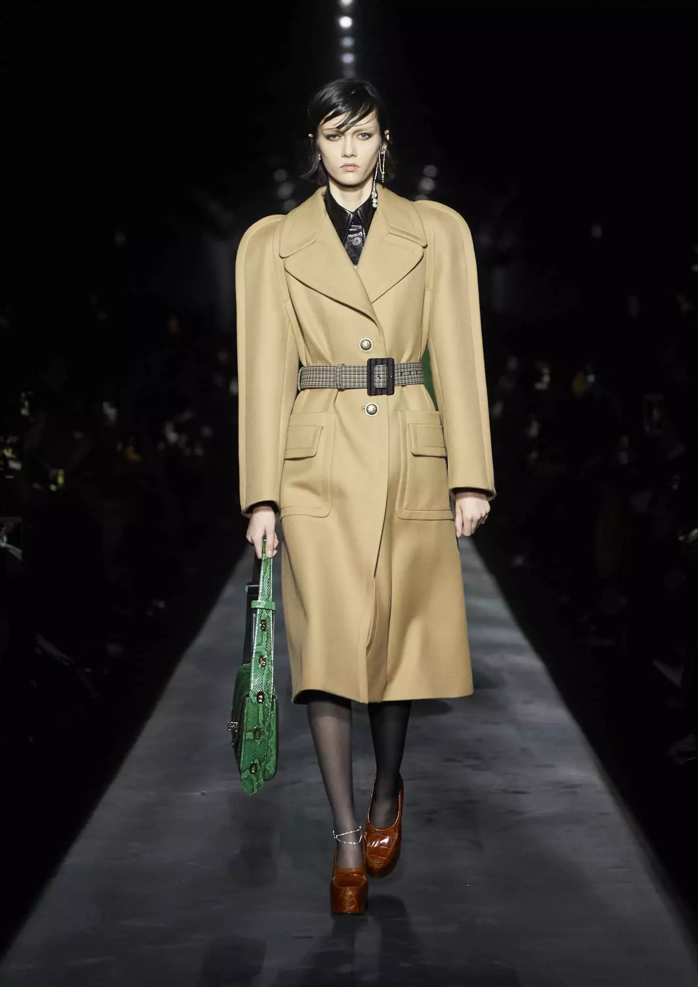 Architectural Shoulders at Givenchy, Ray Kelvin oficialmente renuncia de Ted Baker 12142_2